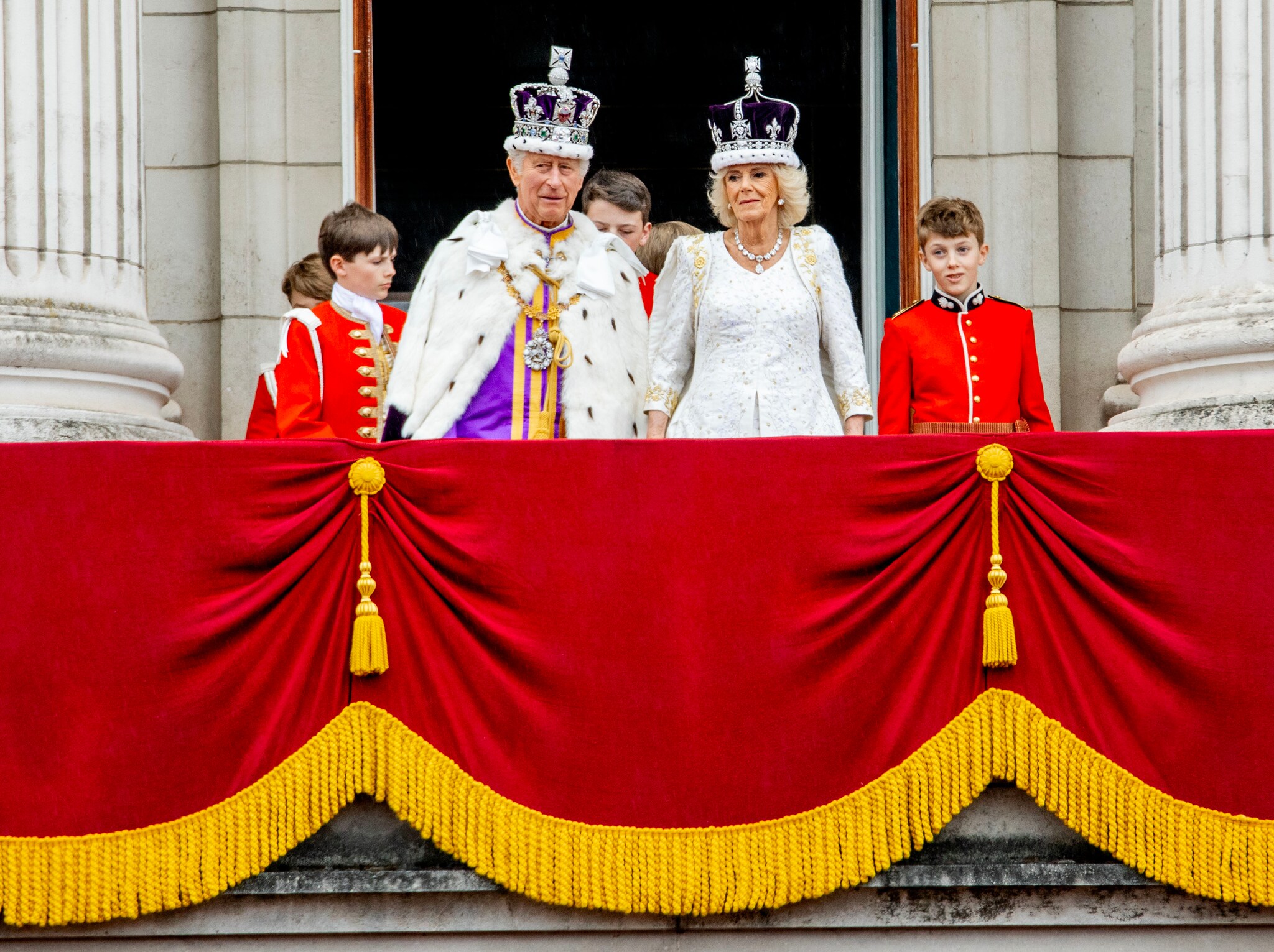 Híer kun je de kroningskleding van Charles en Camilla van dichtbij zien