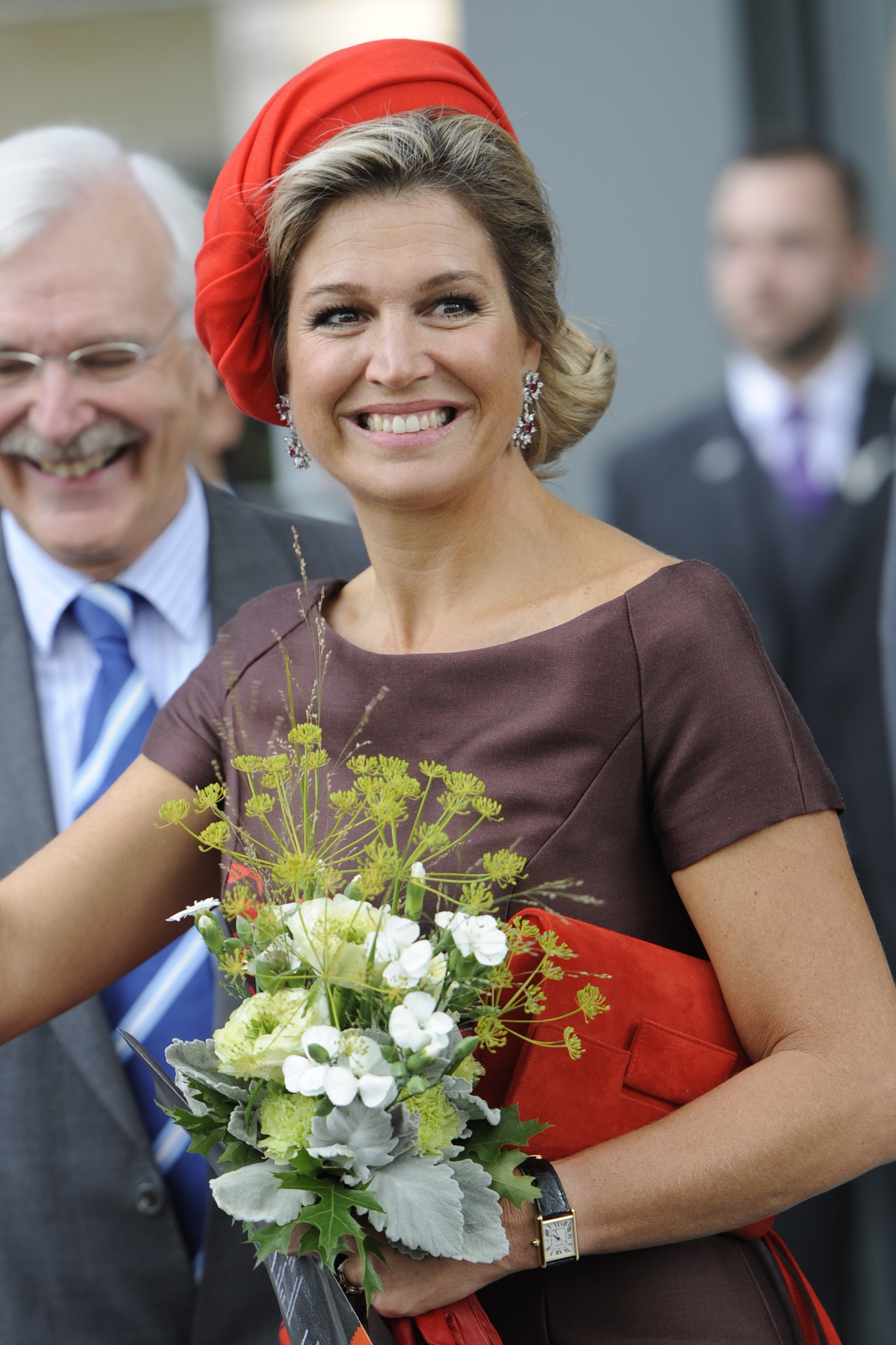 Koningin Máxima gespot met kek rood hoedje én in panterprint | Libelle