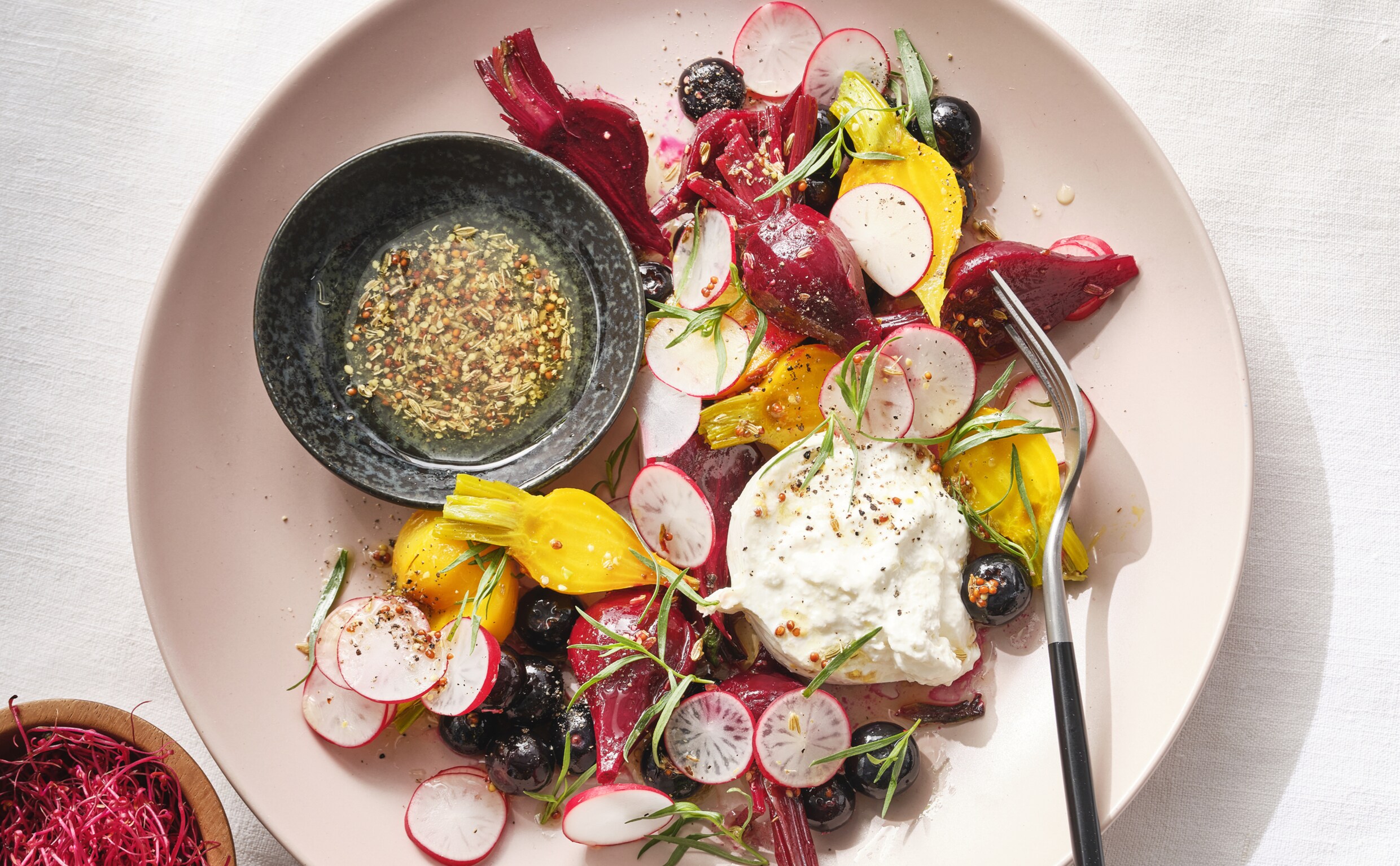 Recept: Bietensalade met blauwe bessen, radijs en burrata | Libelle