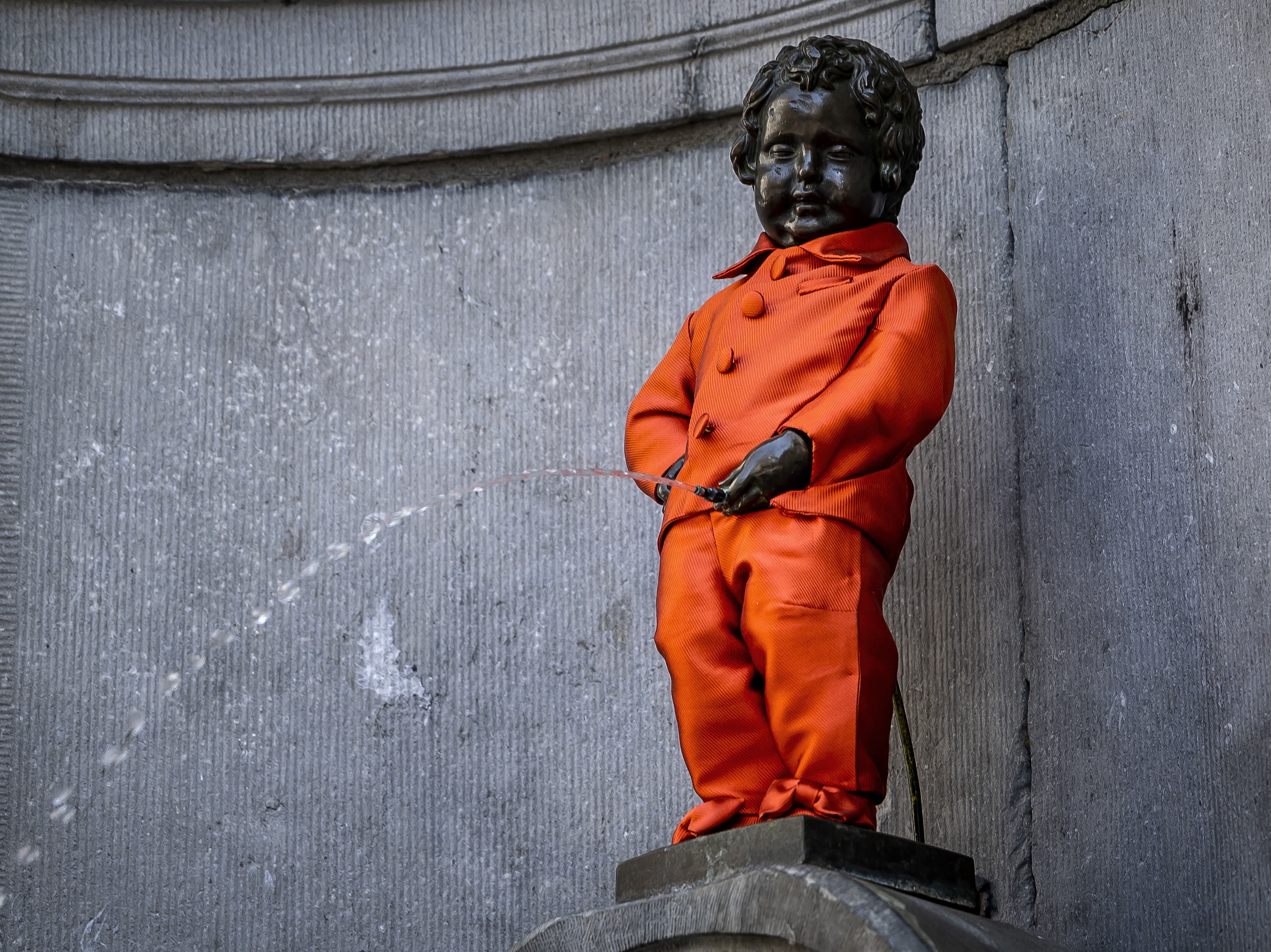 Manneken Pis gaat deze week gehuld in een oranje pak | Libelle