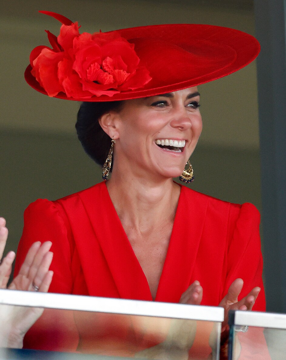 Kate Middleton het stralende middelpunt in rode jurk van Alexander ...