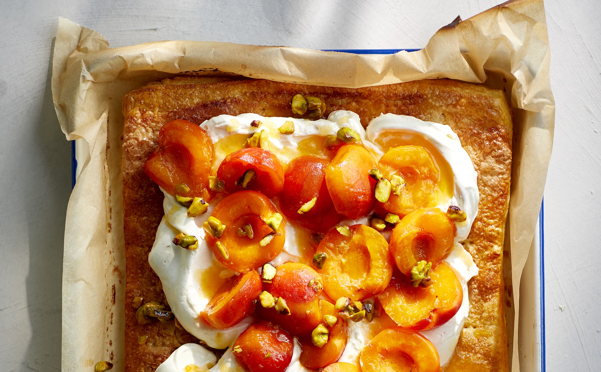 Recept: snelle taart met bladerdeeg, nootjes en abrikozen