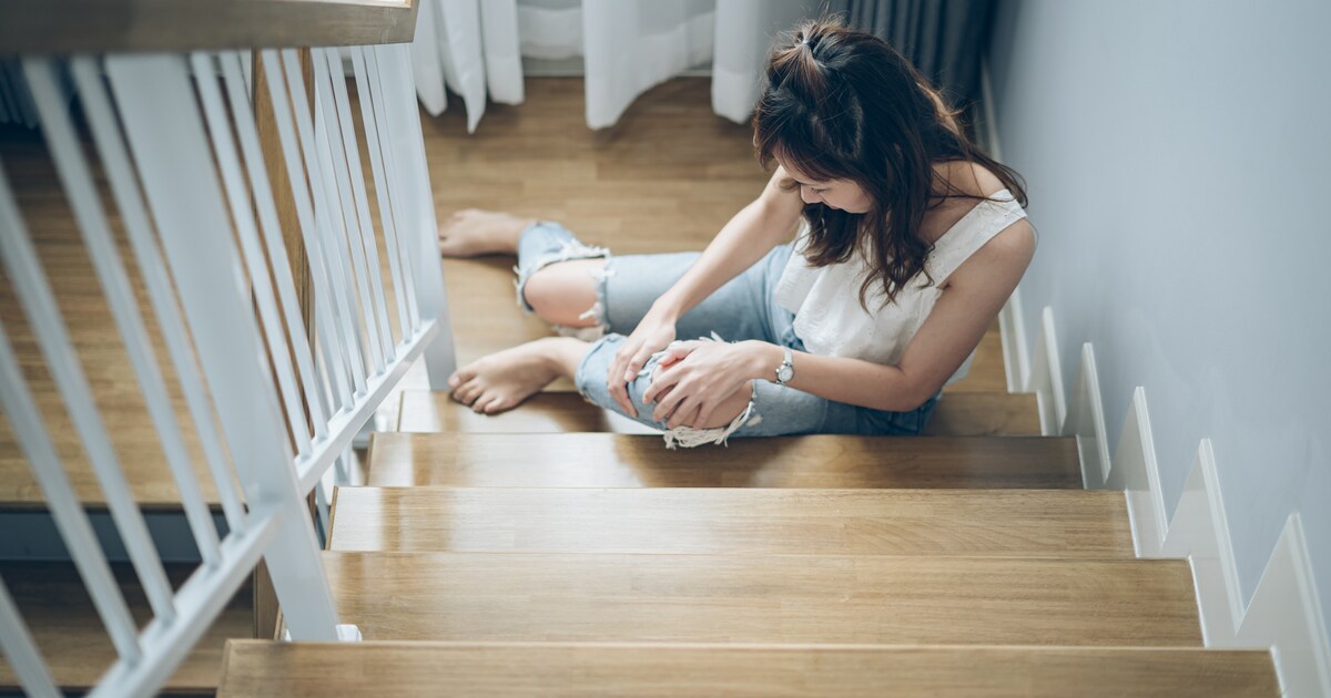 Onderzoek wijst uit: vrouwen vallen vaker van de trap omdat ze twee ...