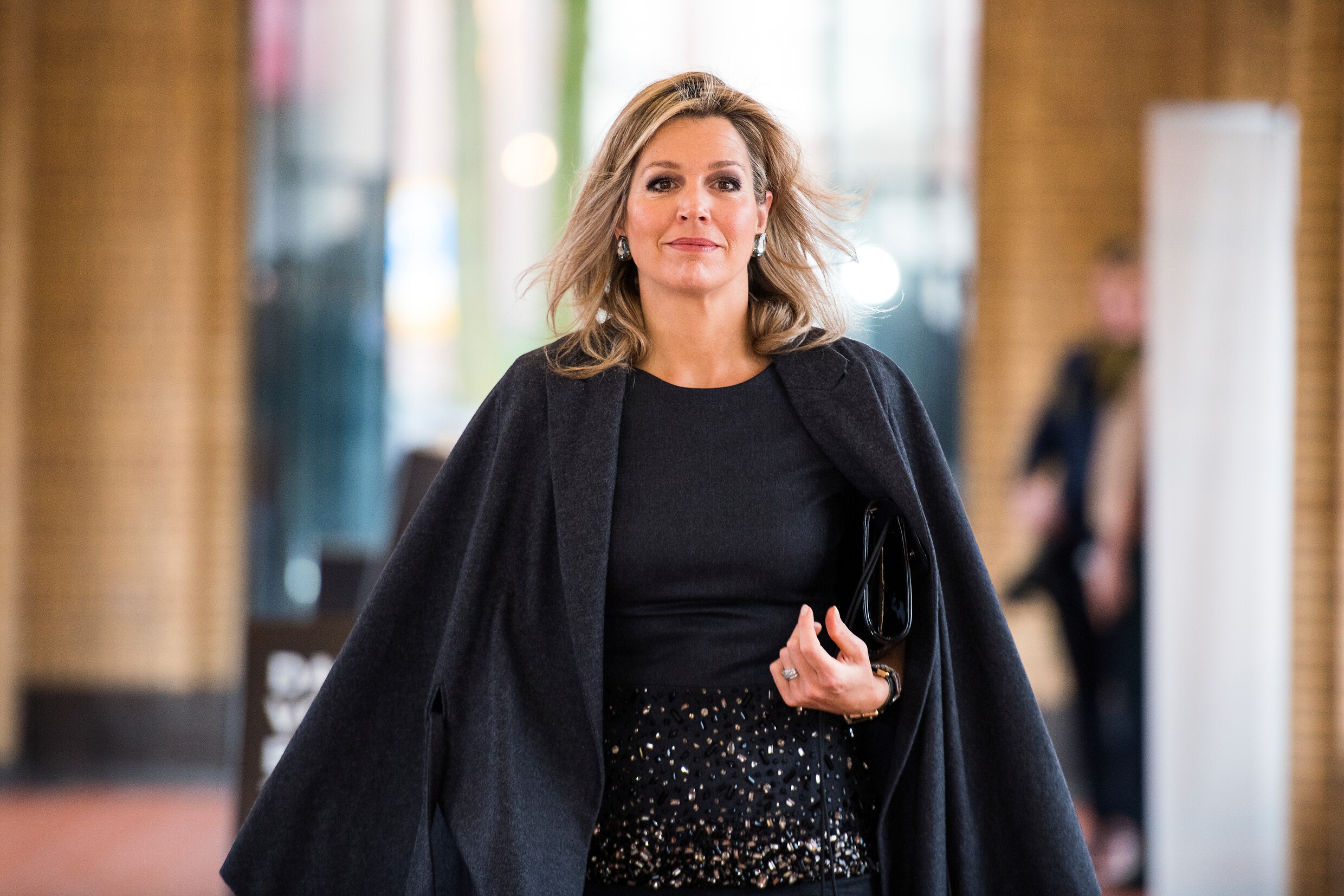 Koningin Máxima straalt in Griekenland in déze rode bloemenjurk | Libelle