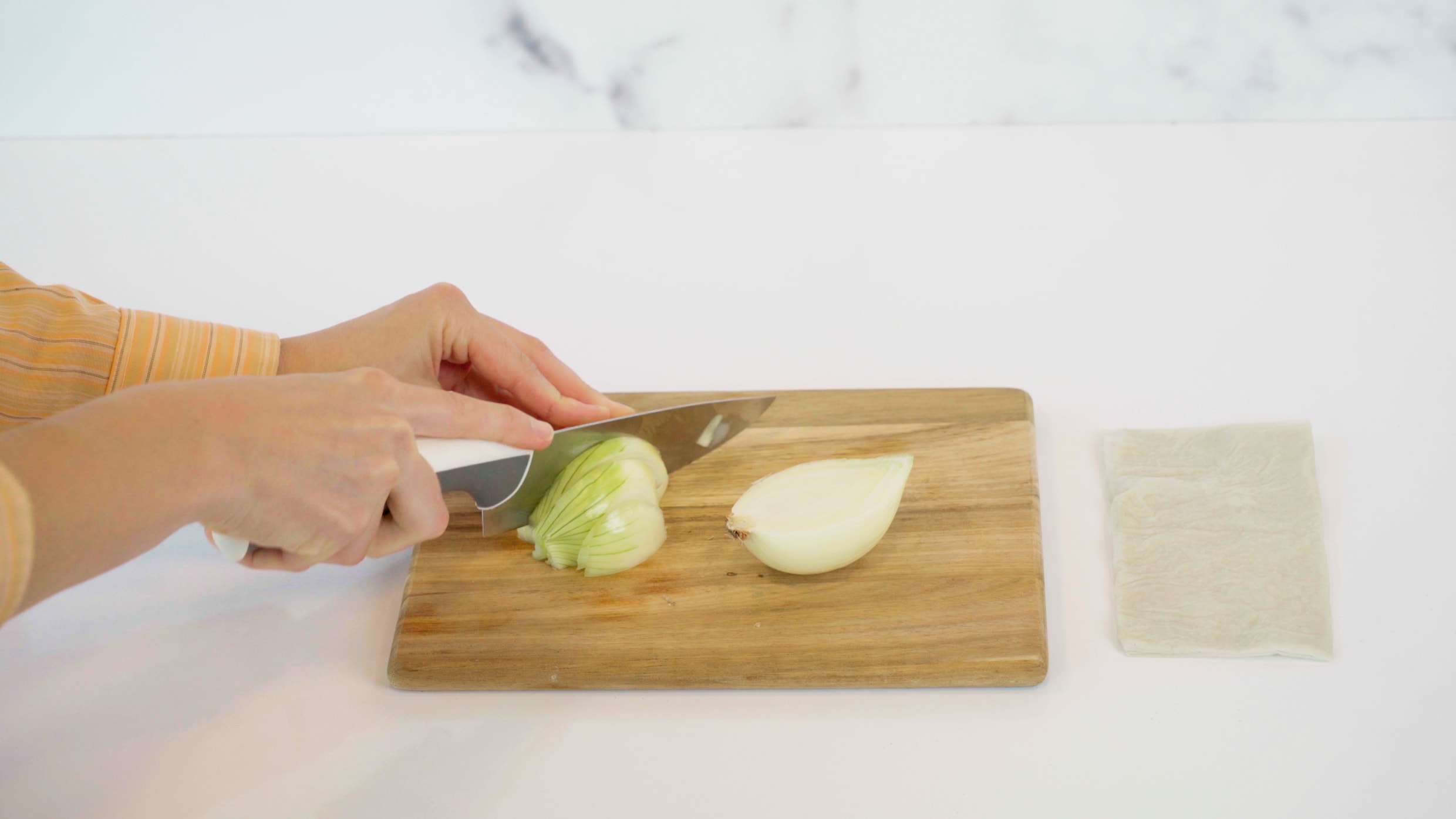 Ui snijden zonder tranende ogen? Déze truc moet je proberen | Libelle