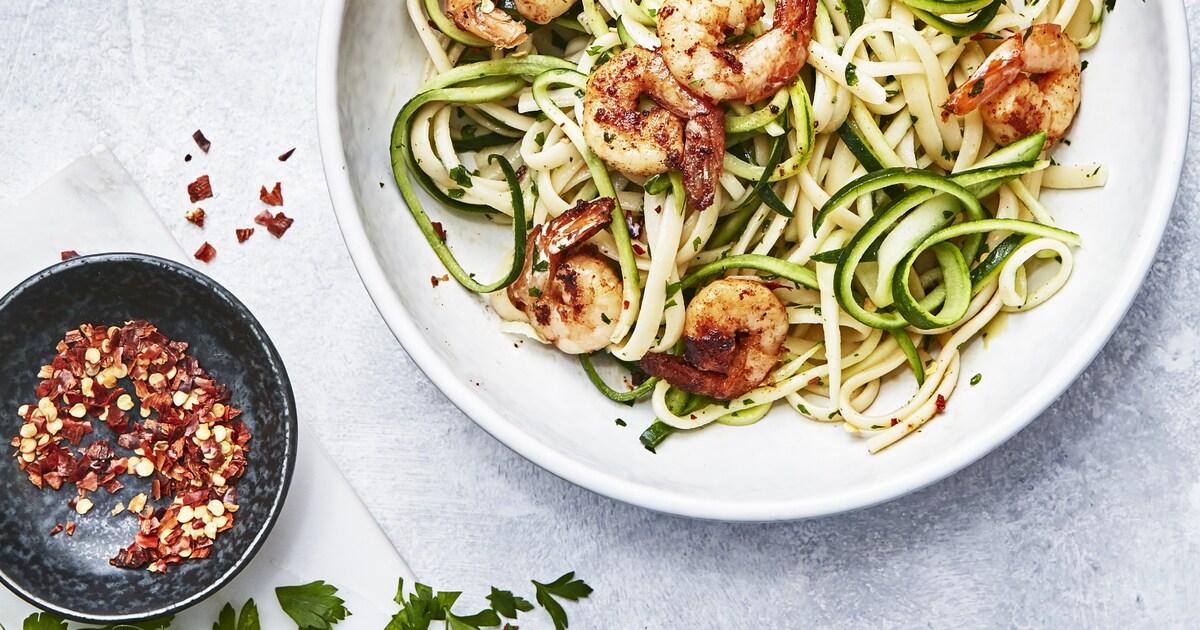 Recept: Half-om-half pasta met pittige knoflookgarnalen | Libelle
