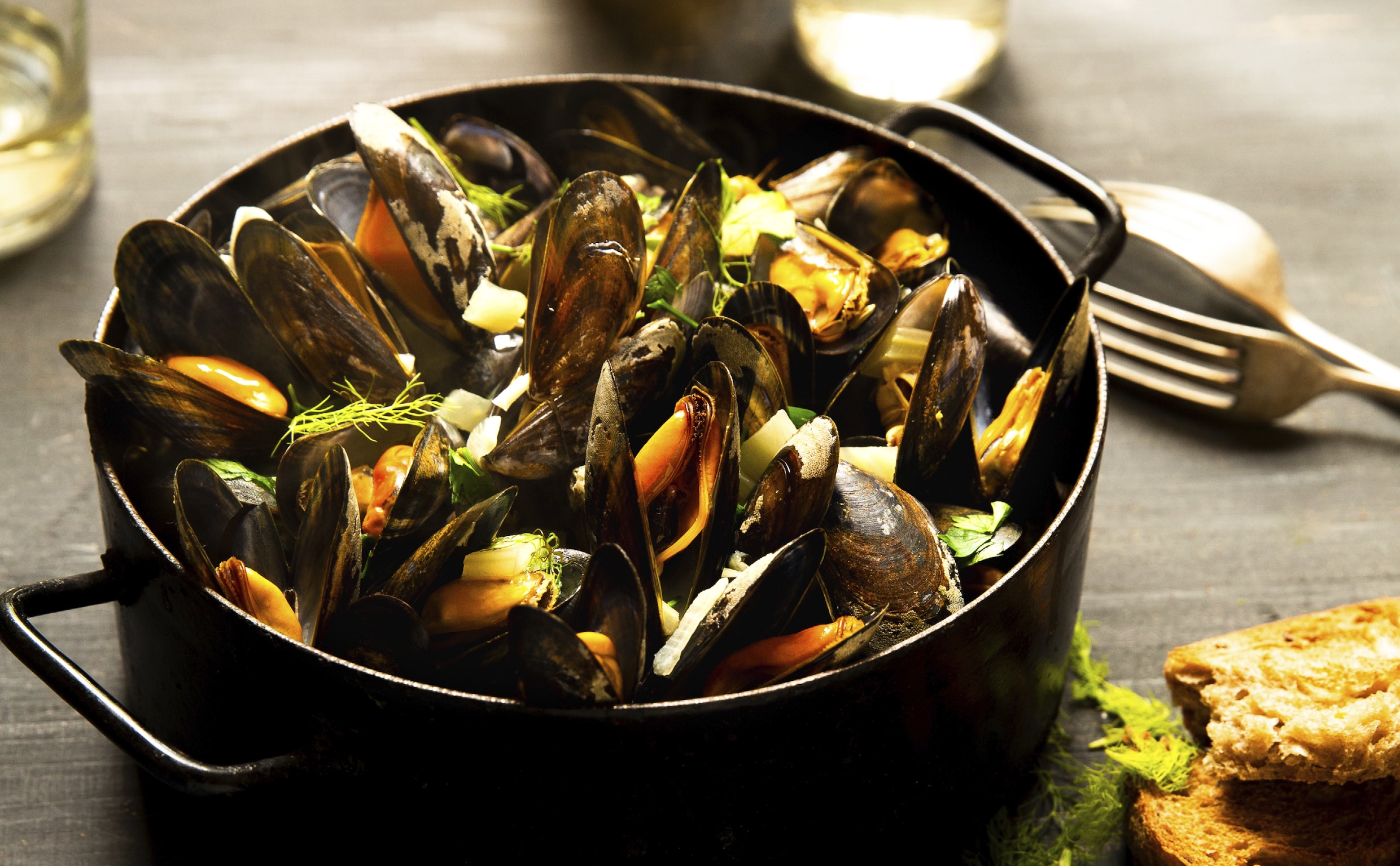 Recept: mosselen in witte wijn met venkel & knoflookbrood | Libelle