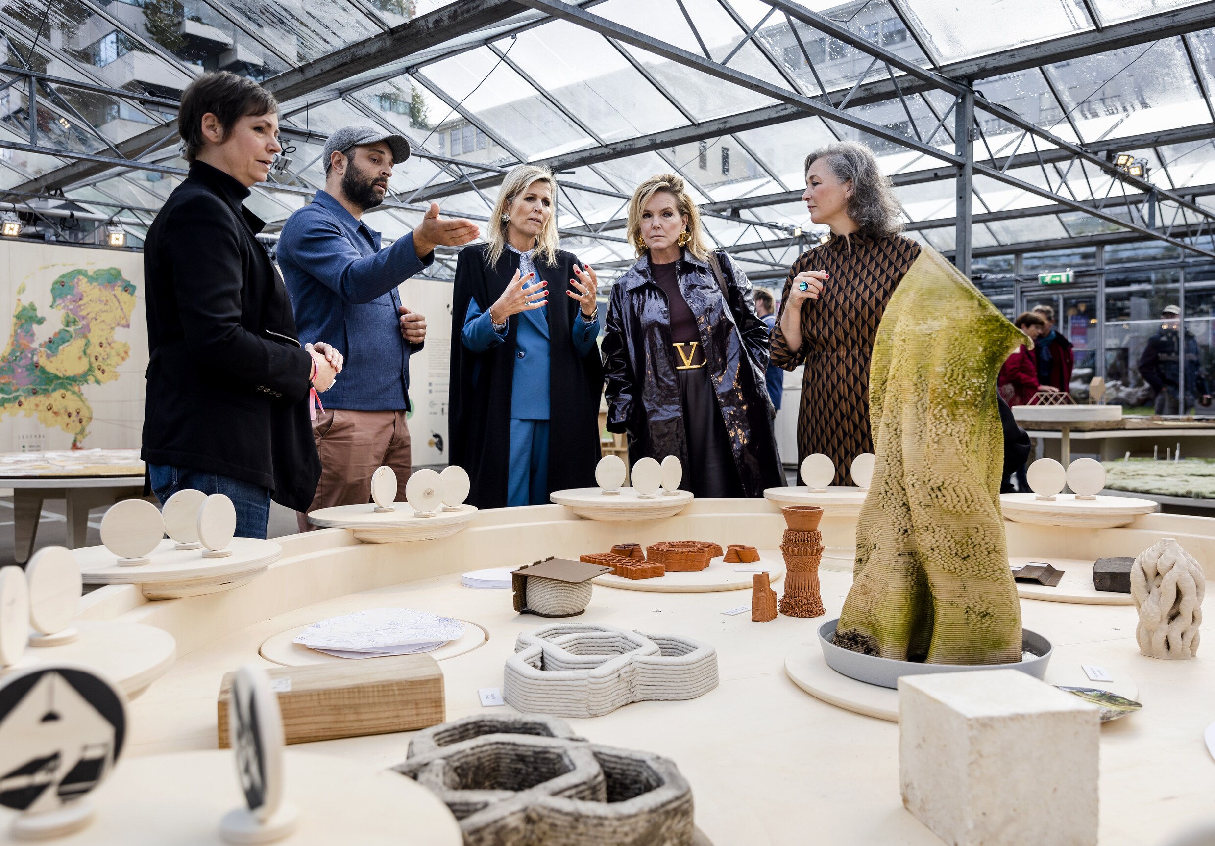 Koningin Máxima draagt broekpak van Dries van Noten naar Dutch Design ...