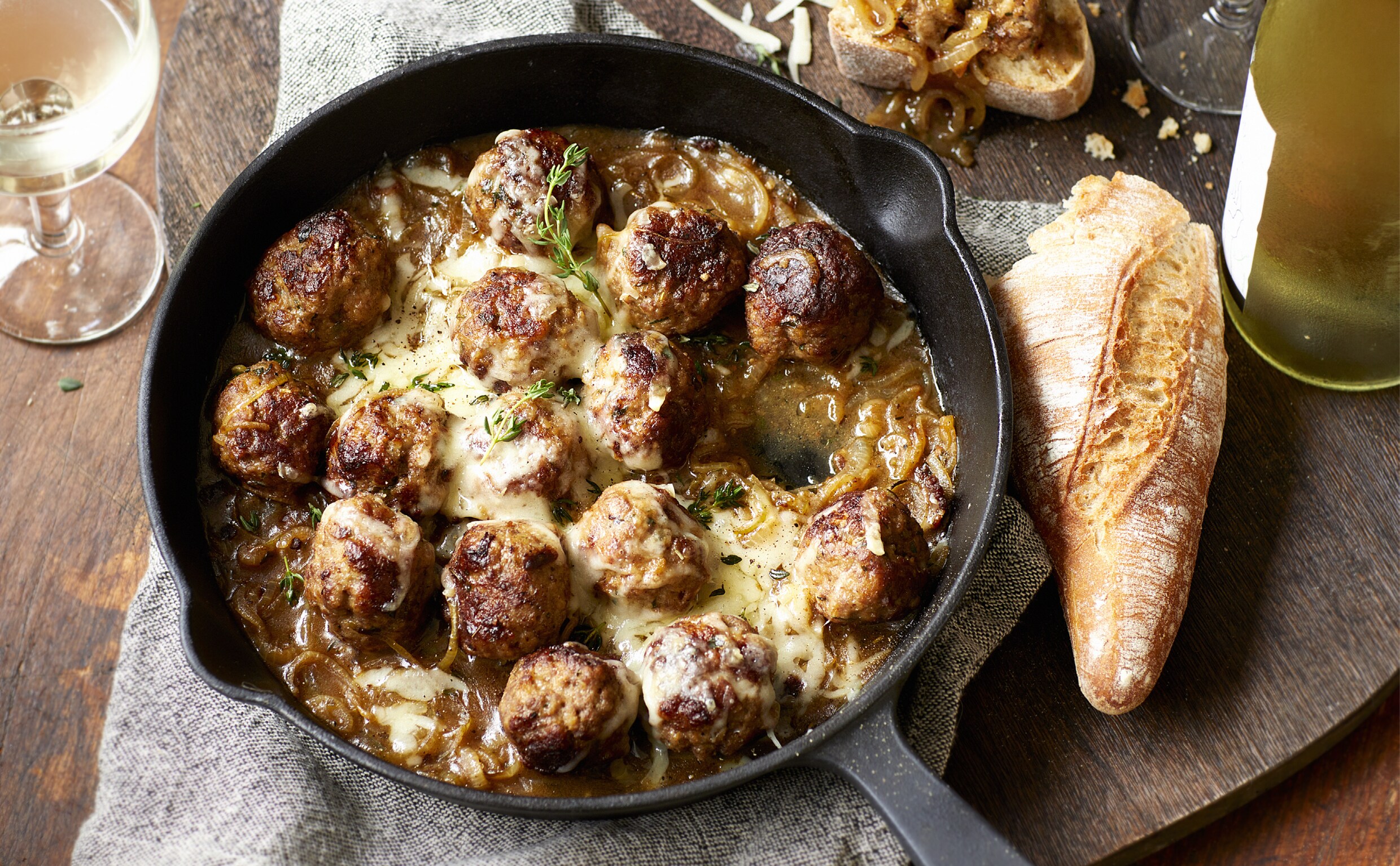 Recept: Franse gehaktballetjes met mosterd-uiensaus | Libelle