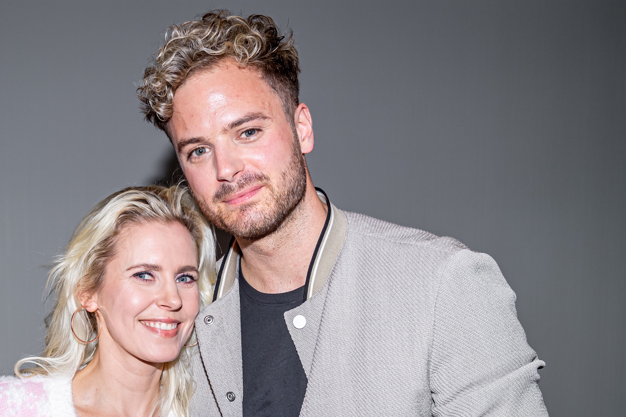 Bettina Holwerda en Jim Bakkum zijn 12,5 jaar getrouwd (en delen hilarisch aanzoek) | Libelle