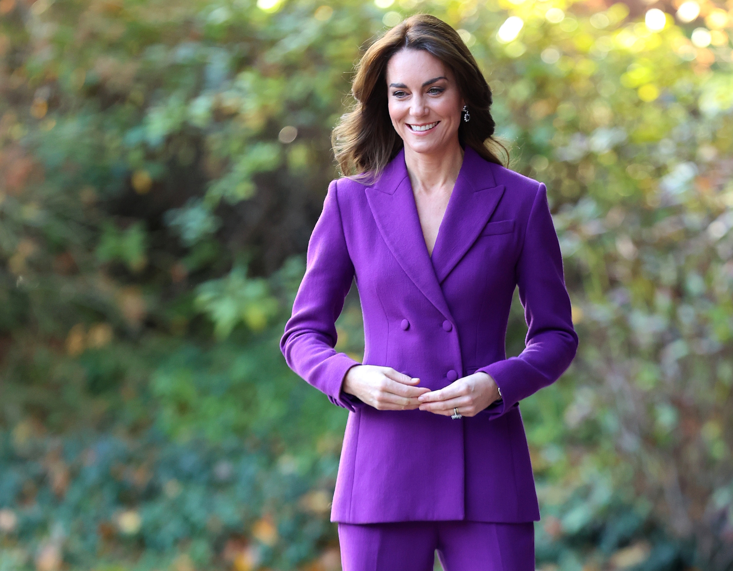 Kate Middleton gaat mee met de trend en schittert in een paars pak ...
