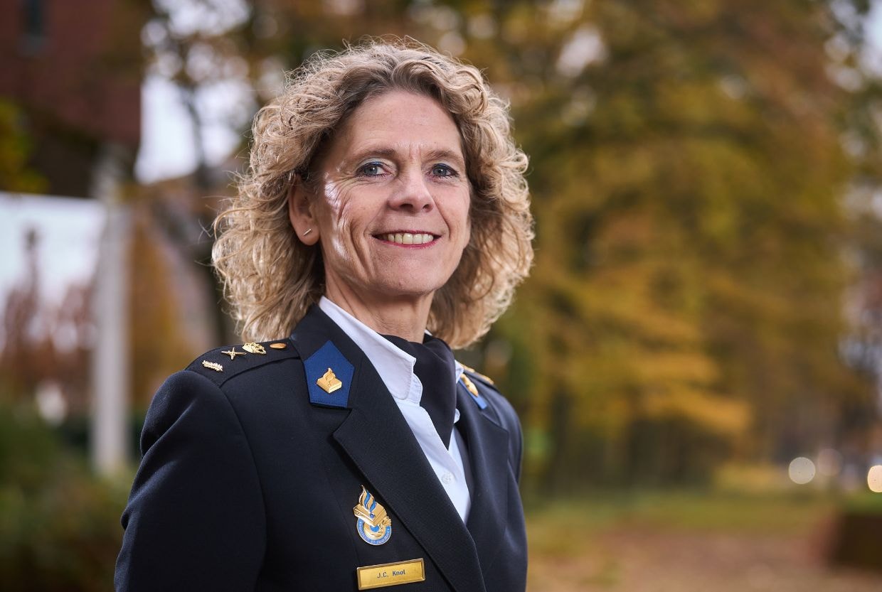 Dít is Janny Knol, de eerste vrouwelijke korpschef bij de politie | Libelle