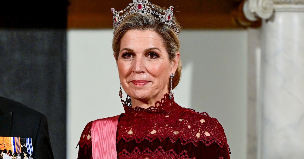 Koningin Máxima schittert in deze bordeauxrode Griekse jurk (die ze ...