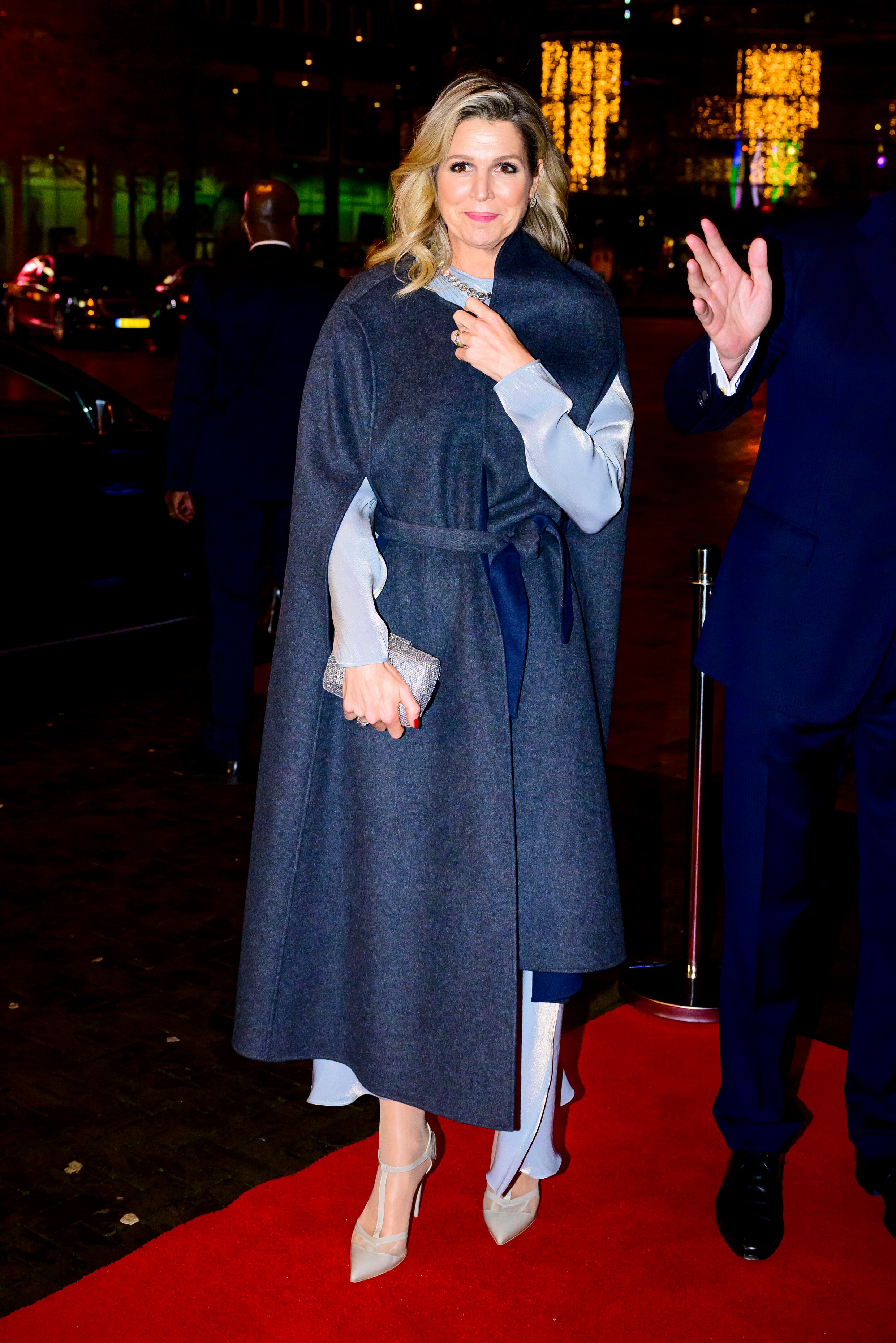 Icequeen: Máxima wapent zich tegen de kou in stijlvolle mantel | Libelle