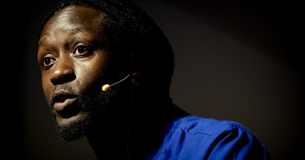 Akwasi reageert voor het eerst op de discriminerende berichten over hem ...