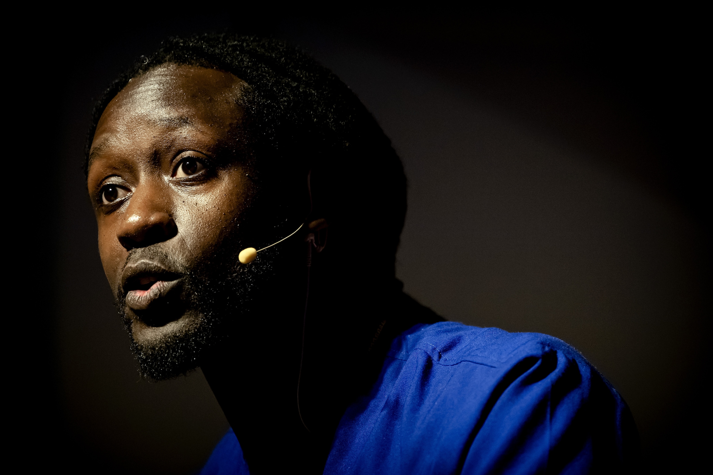 Akwasi reageert voor het eerst op de discriminerende berichten over hem ...