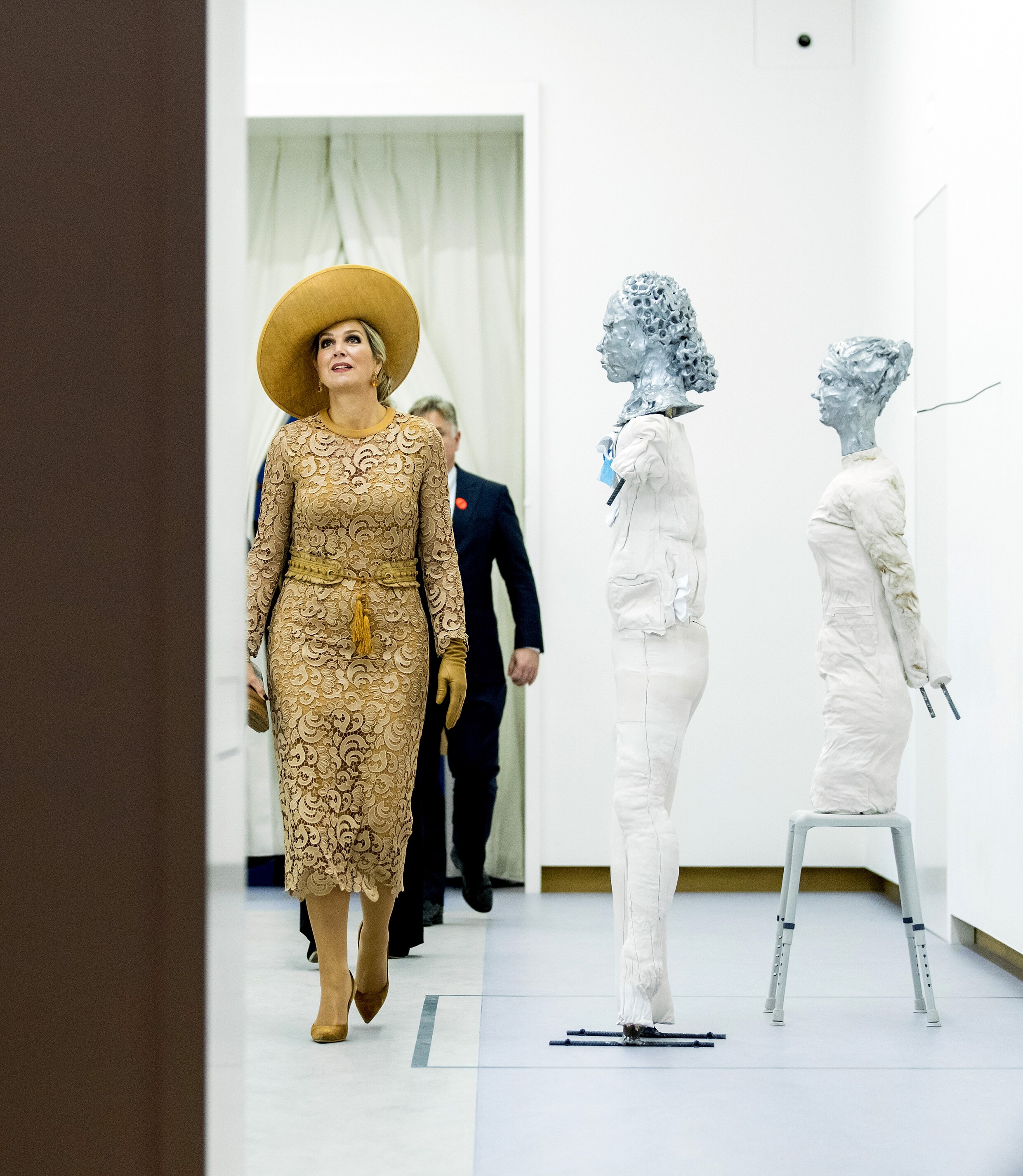 Koningin Máxima straalt in beige capejas tijdens nieuwjaarsontvangst ...