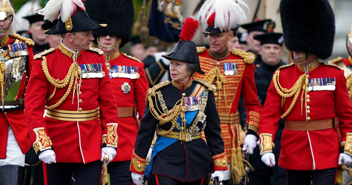 Prinses Anne vertelt over haar hoed die het zicht van prins Harry ...