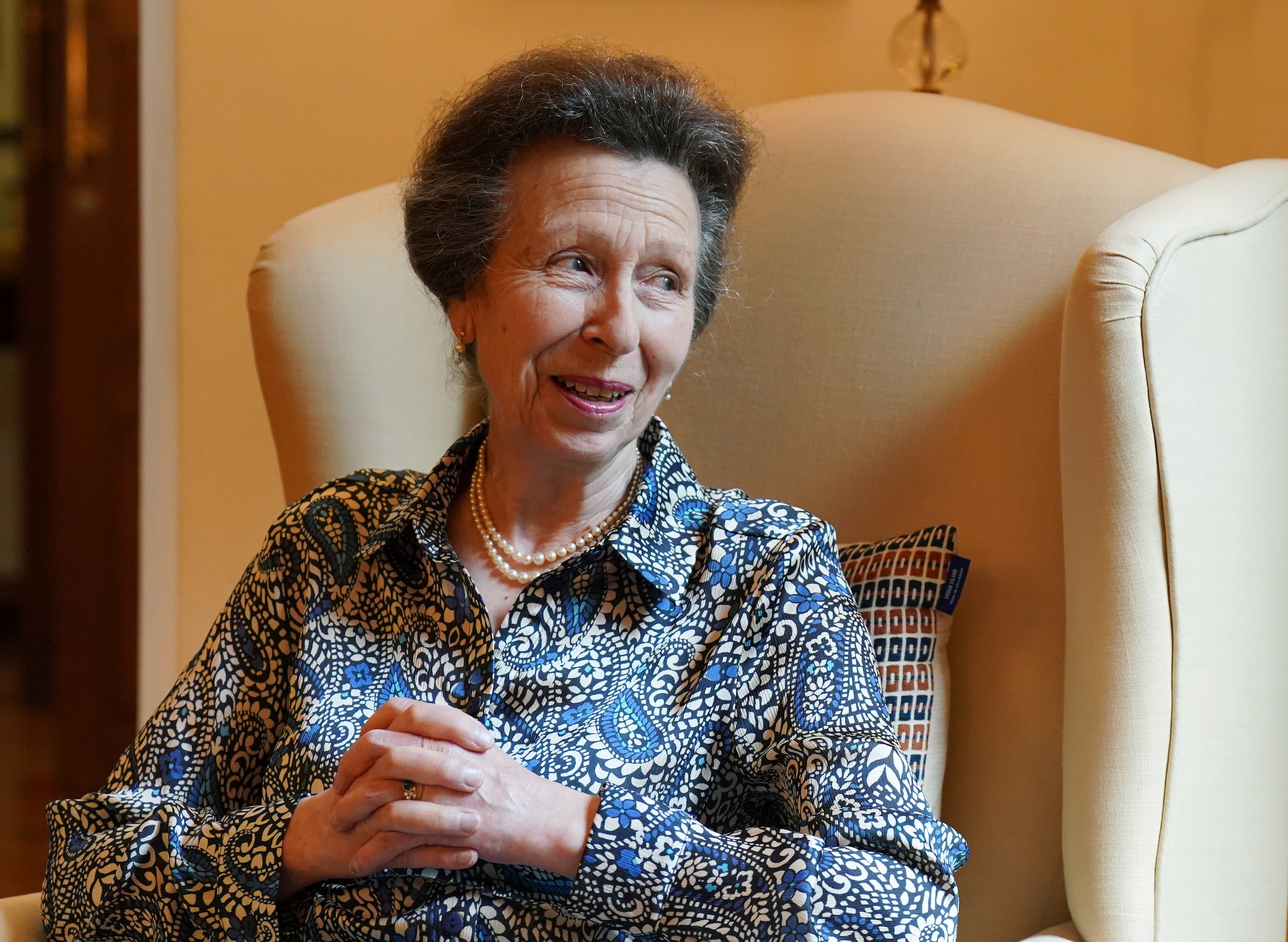 Prinses Anne draagt bekende jas uit de kast van haar moeder Elizabeth ...