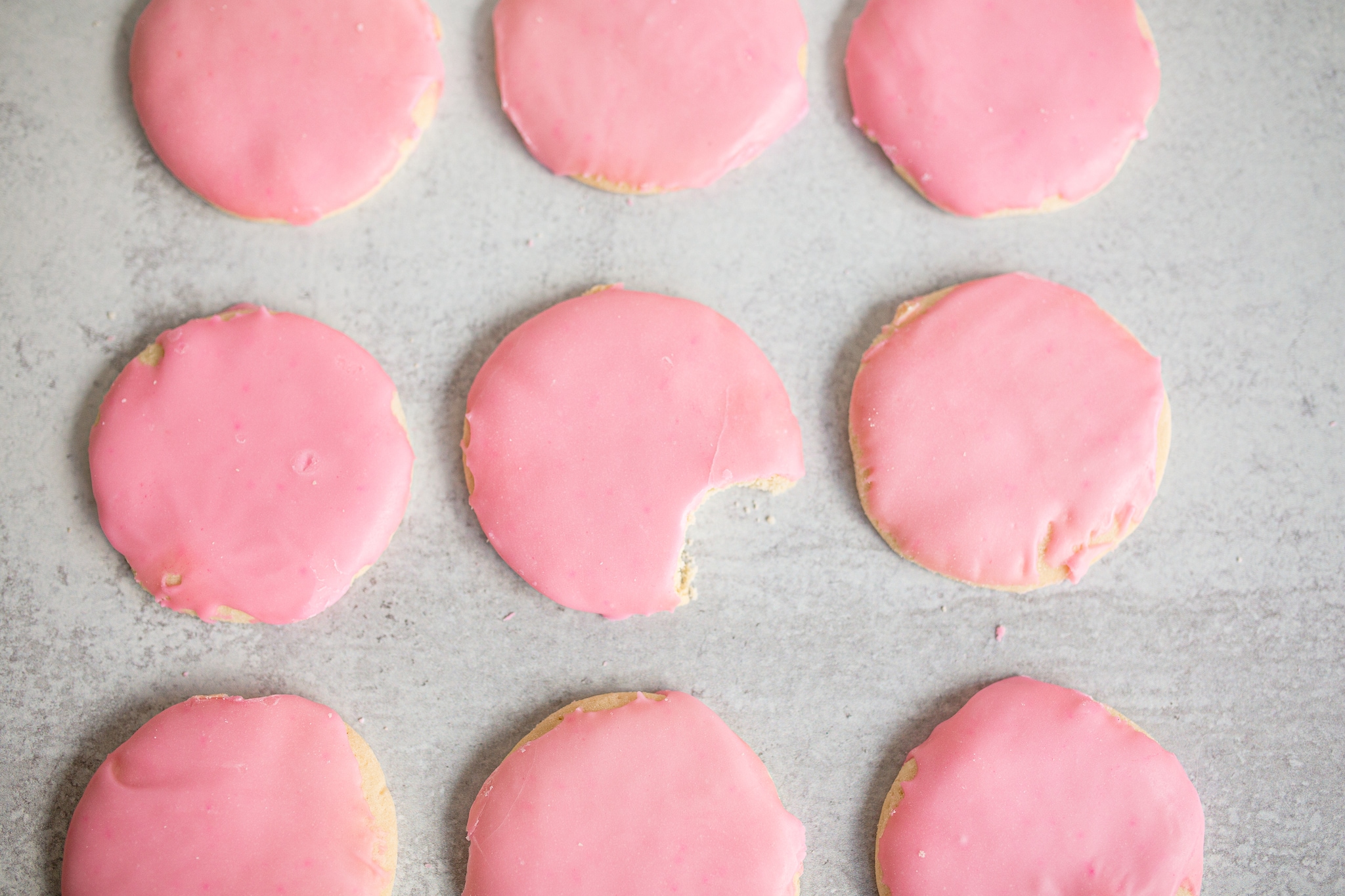 Roze koeken, muisjes, winegums en meer: déze etenswaren bevatten dode ...