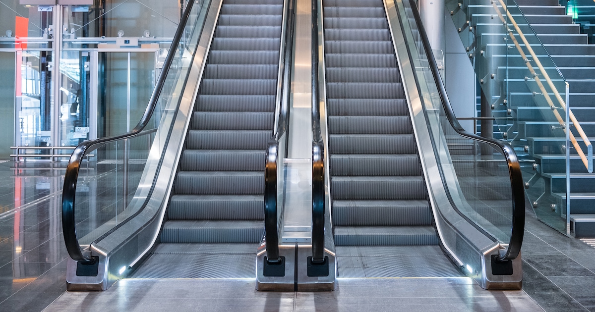 Waarom is het lastig om op een stilstaande roltrap te lopen?