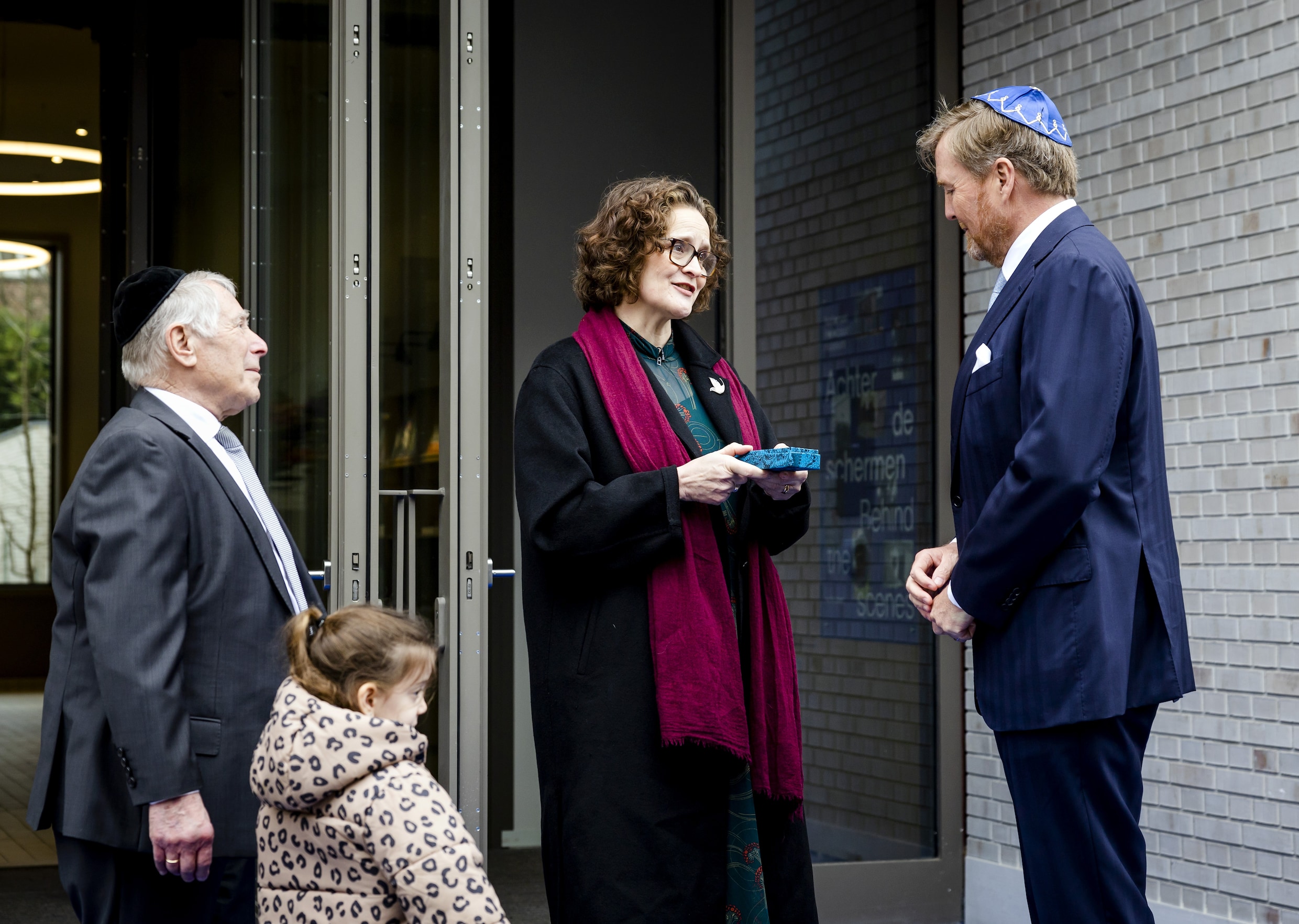 Protesten, tranen en woede: Willem-Alexander opent het Holocaustmuseum ...
