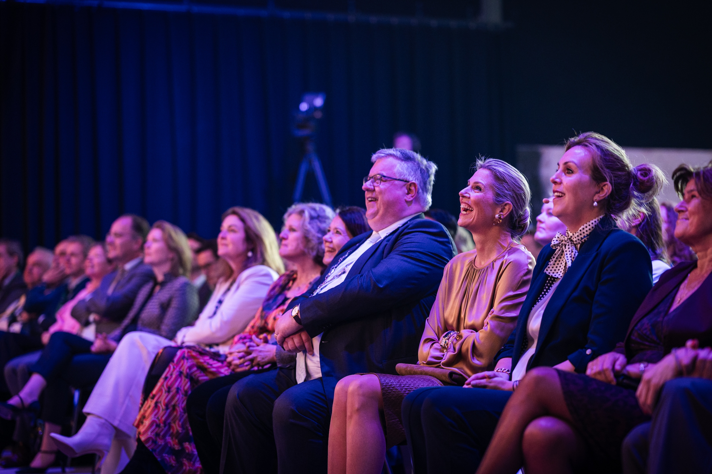 Ook Máxima staat wel eens te dubben bij het afval scheiden | Libelle