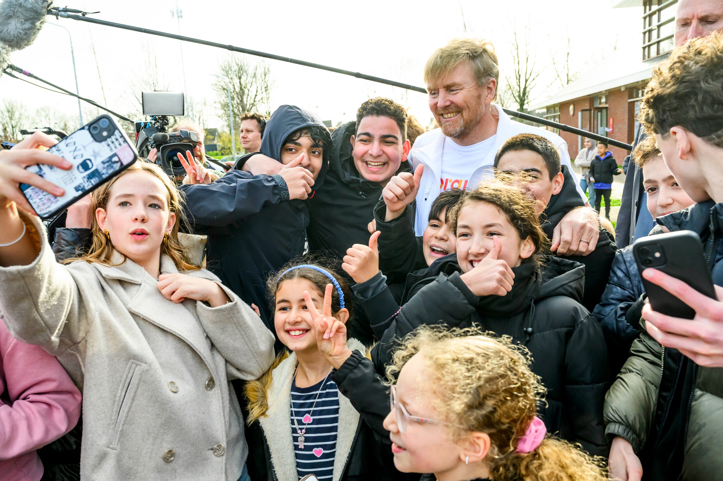 Het koningspaar in de keuken: een béétje kliederen hoort erbij | Libelle