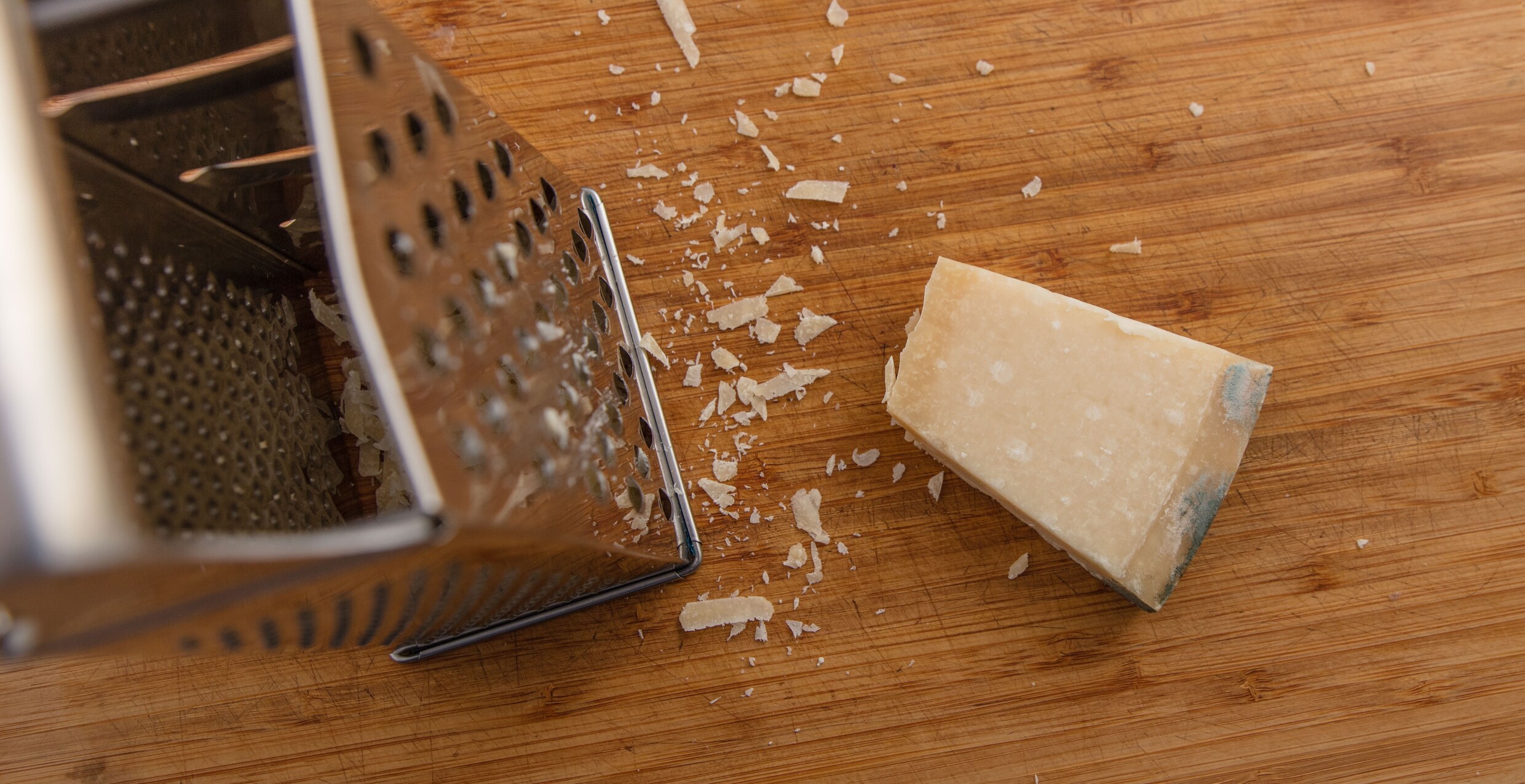 Dit kun je allemaal doen met de korst van Parmezaanse kaas | Libelle
