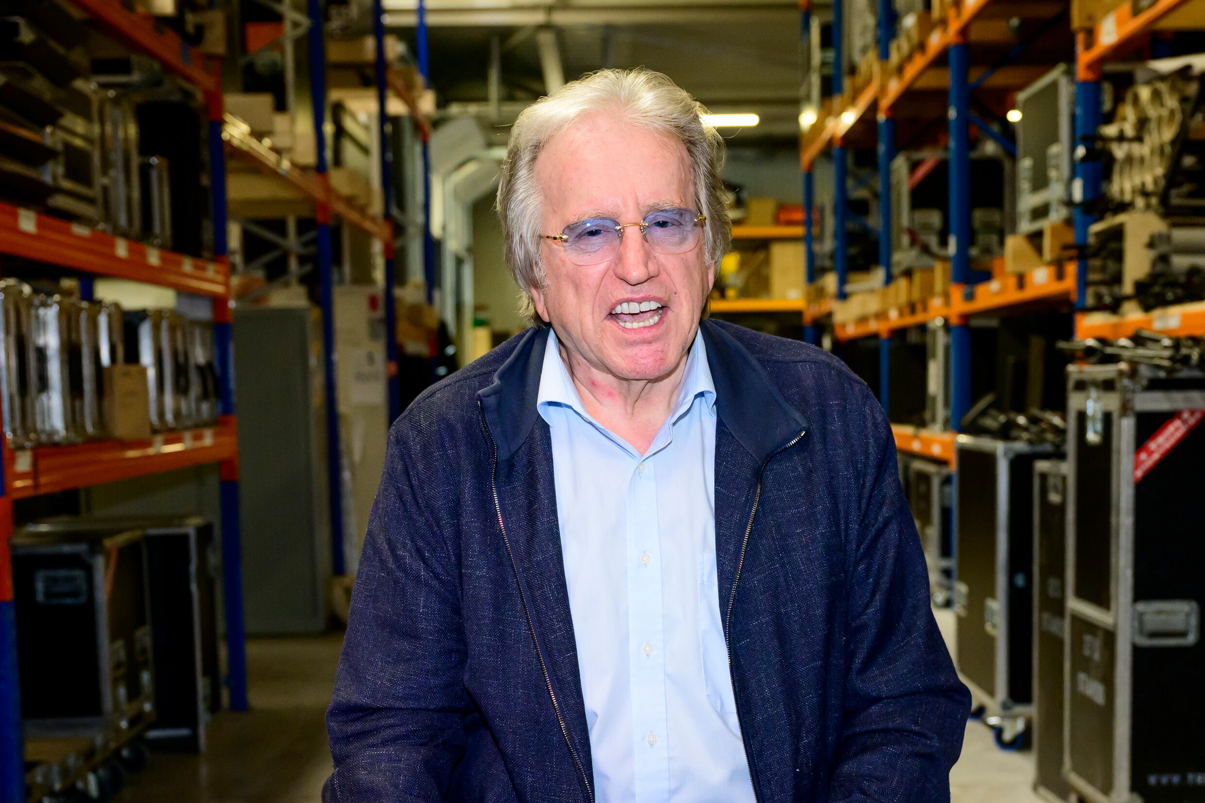 Ook al kan Lee Towers (78) amper staan, hij blijft optreden | Libelle