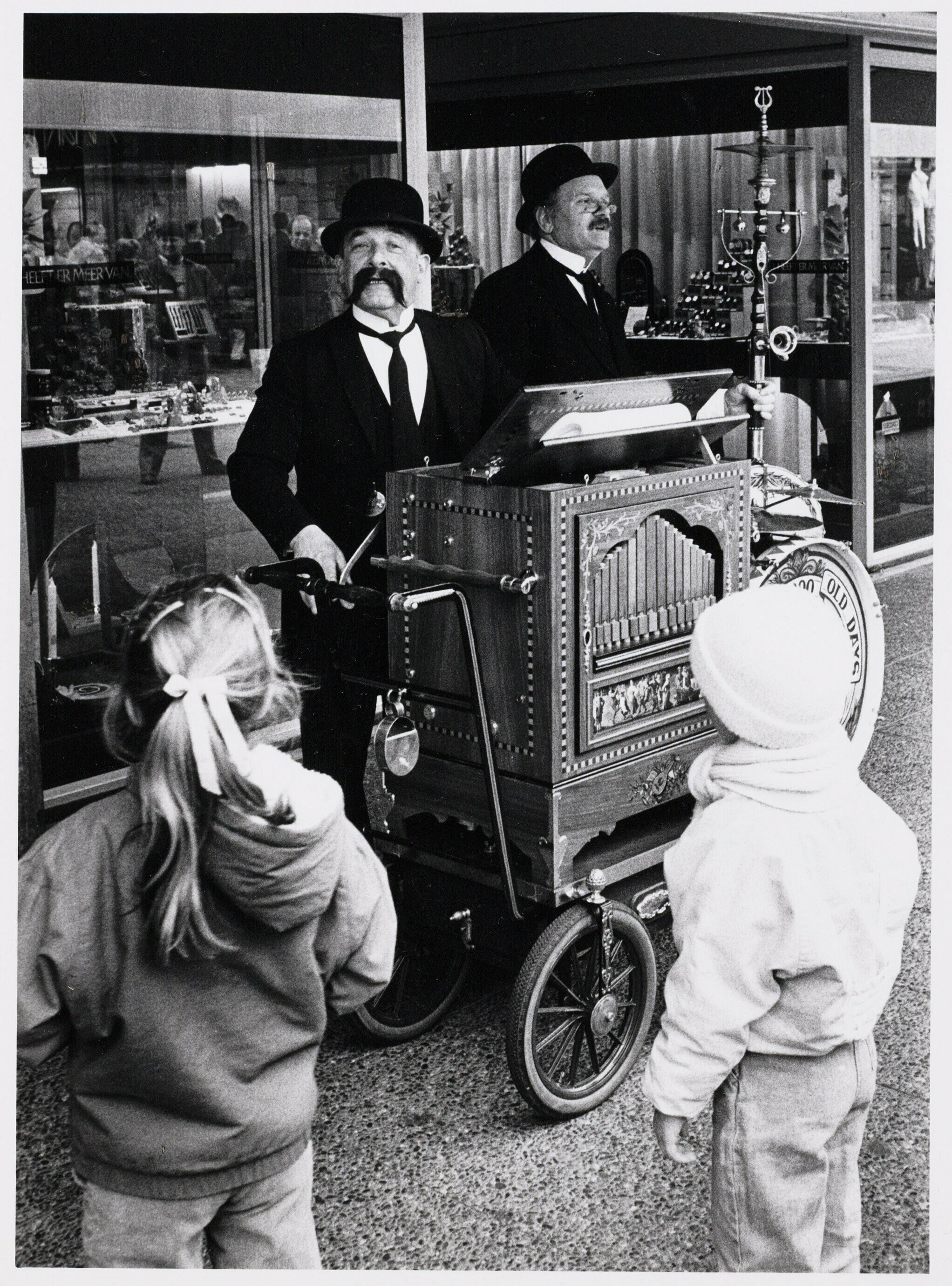 Acteur Harry Dikmans (96), Boef B2 uit Bassie & Adriaan, is overleden ...