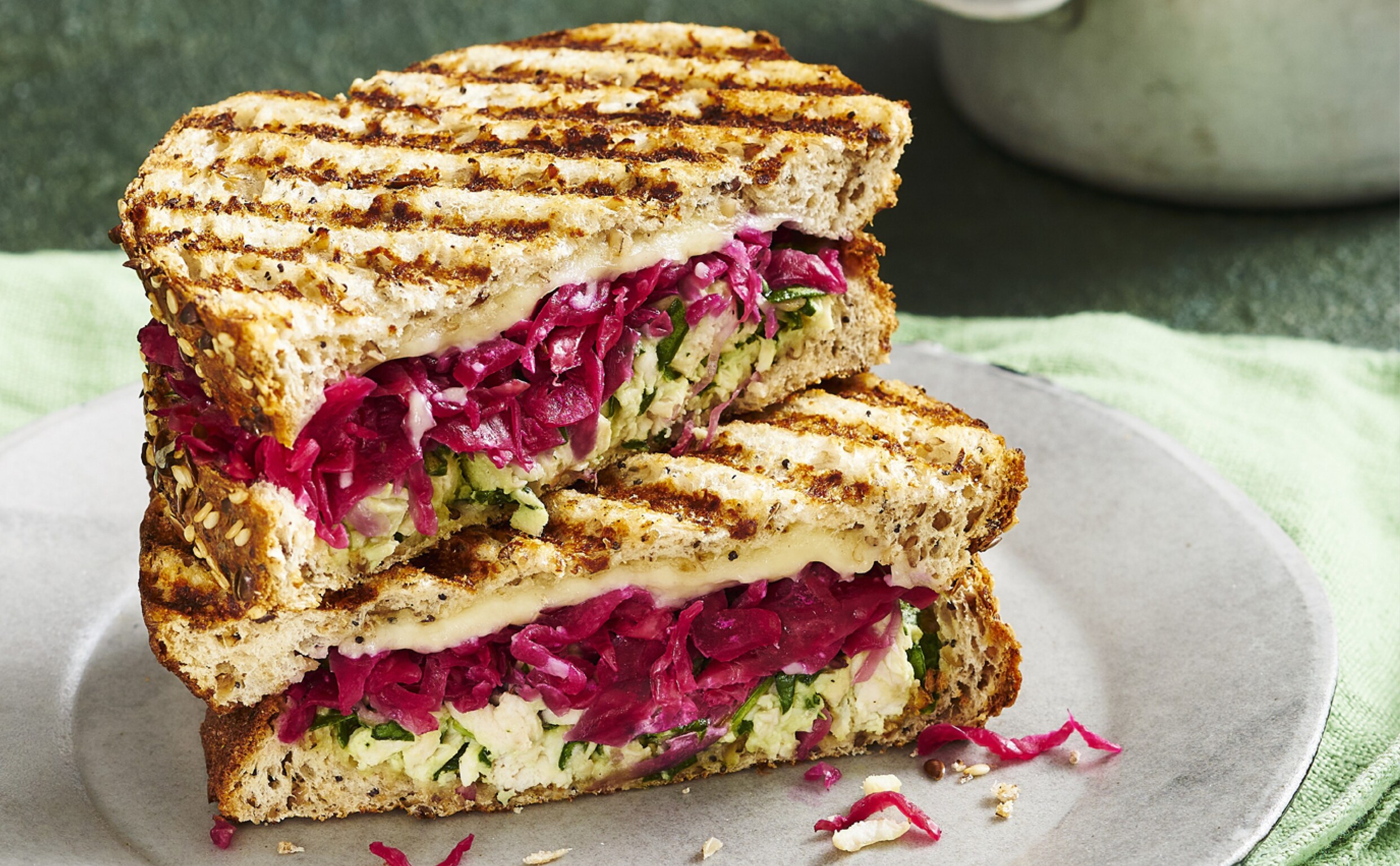Recept: Crispy kipsandwich met zuurkool & mozzarella | Libelle