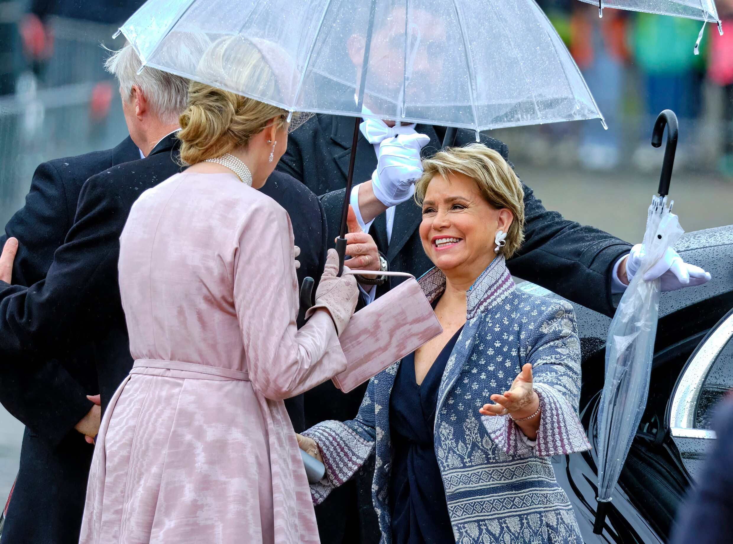 Mathilde en Maria Teresa schitteren en glanzen bij staatsbanket | Libelle