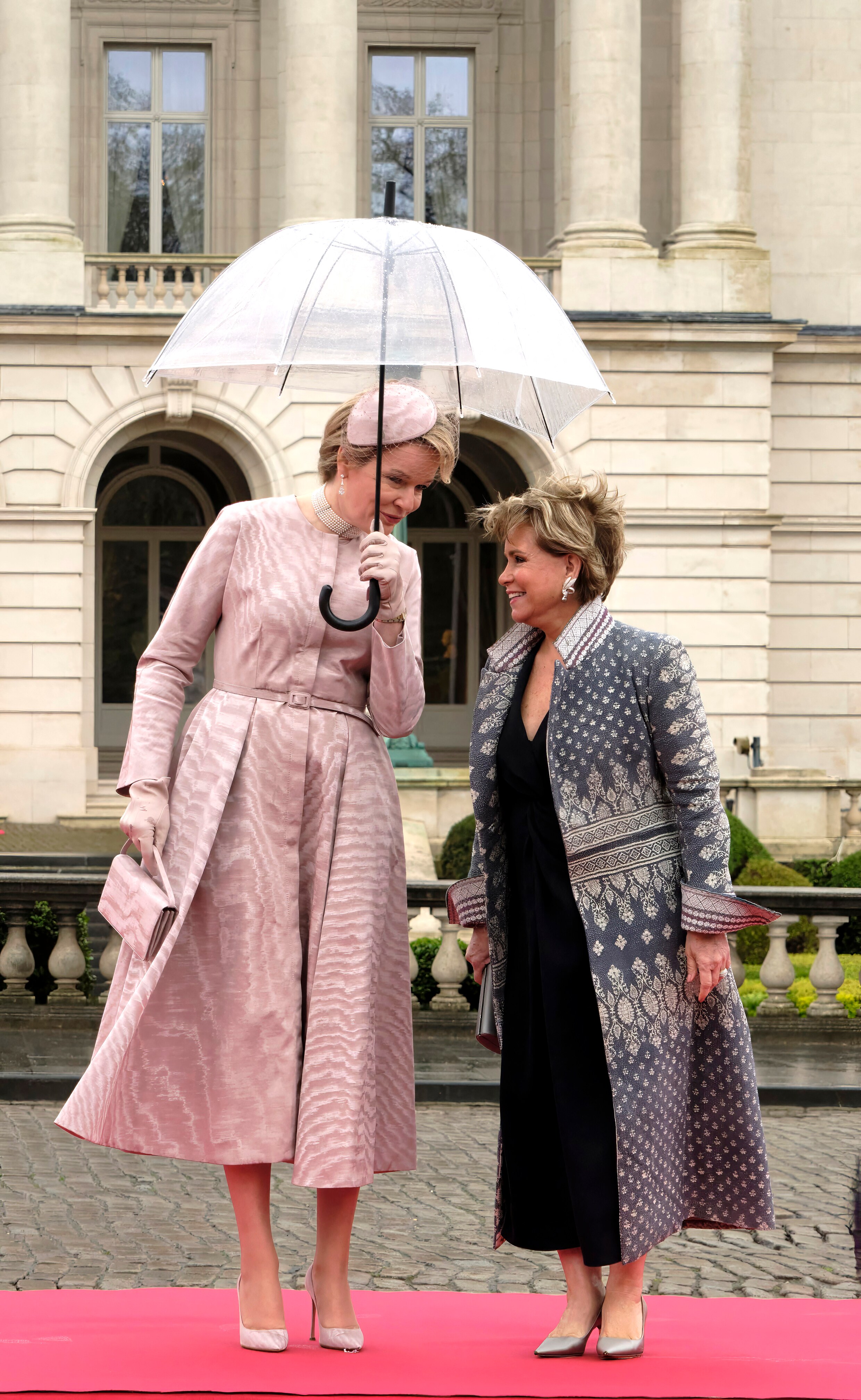 Mathilde en Maria Teresa schitteren en glanzen bij staatsbanket | Libelle