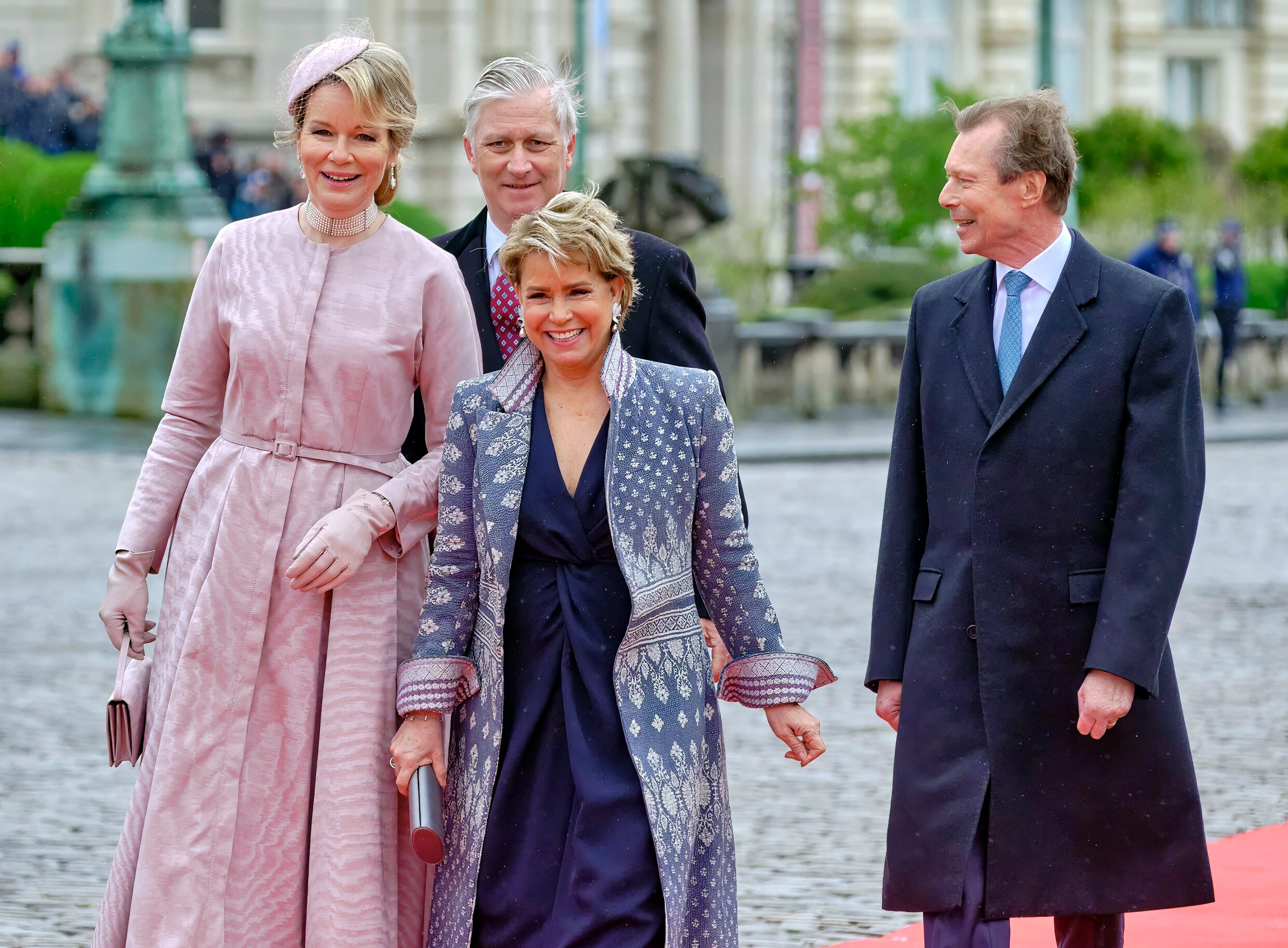 Mathilde en Maria Teresa schitteren en glanzen bij staatsbanket | Libelle