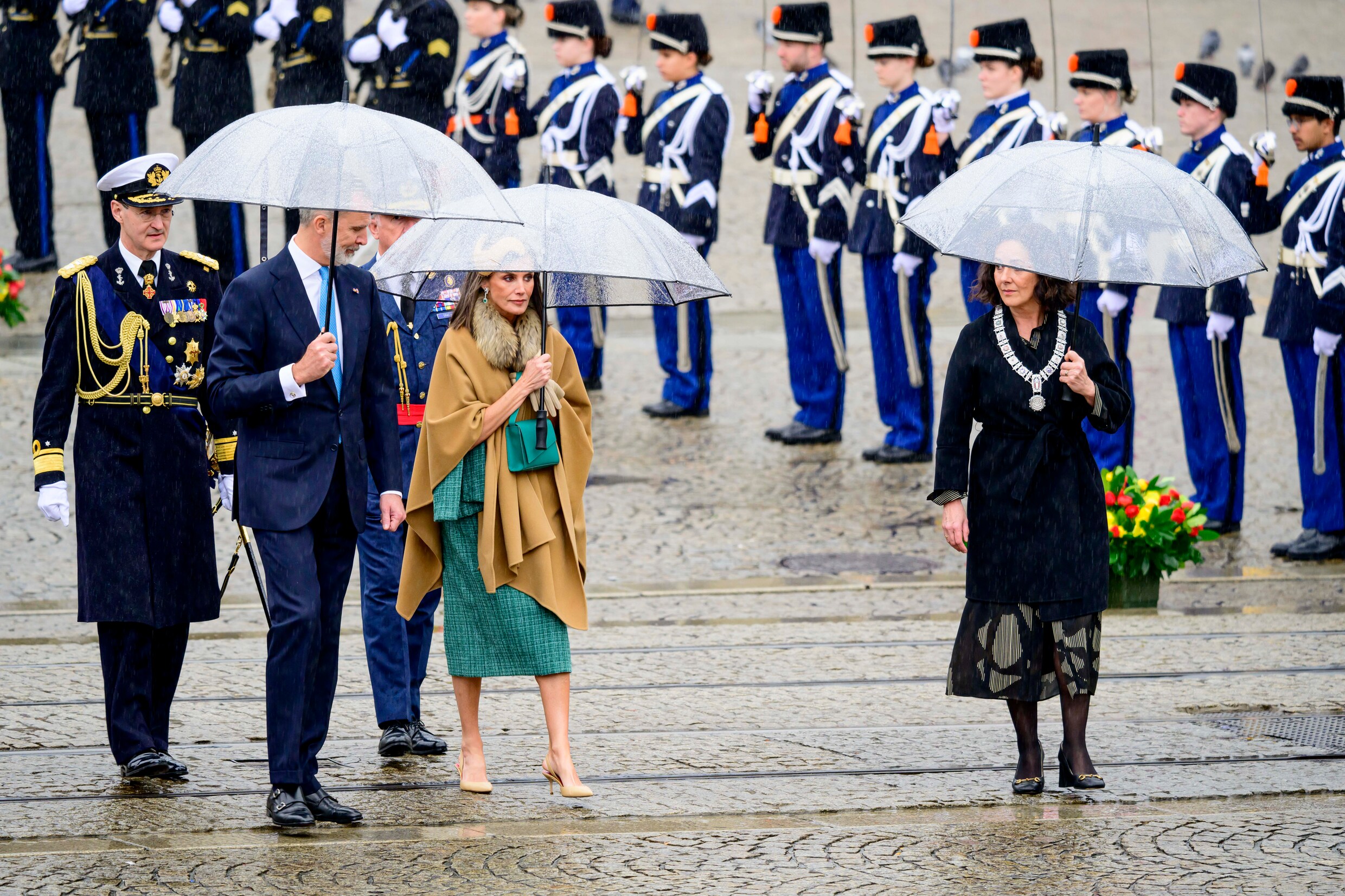 Waarom moest koningin Letizia nu gaan zitten bij het handen schudden ...