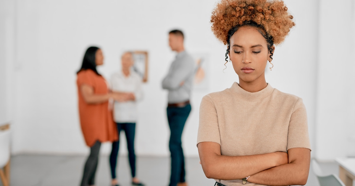 Roddelen, iemand niet laten uitpraten: zo herken je pestgedrag bij ...