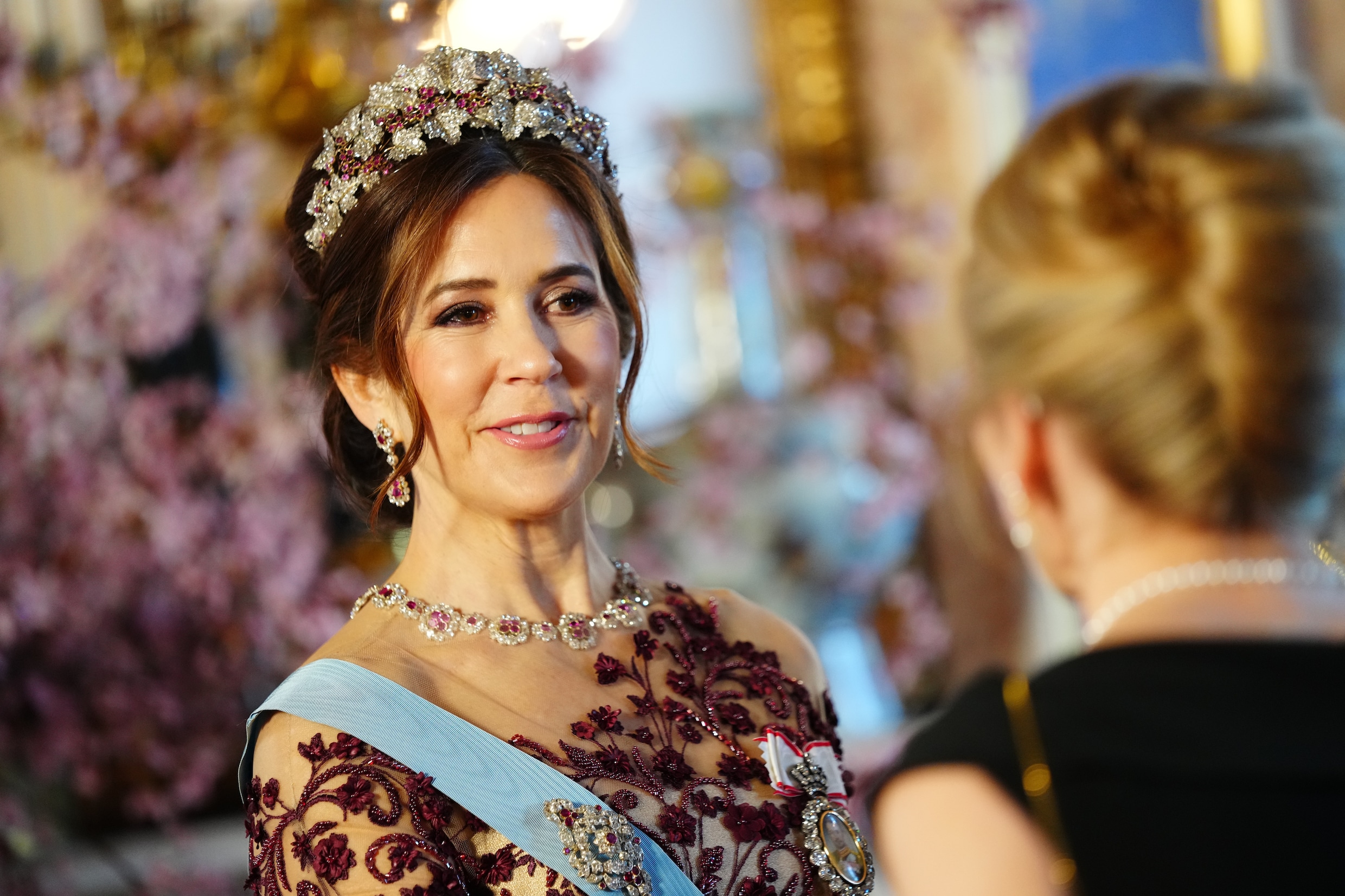 Koningin Mary maakt indruk met robijnen en couture bij haar eerste ...
