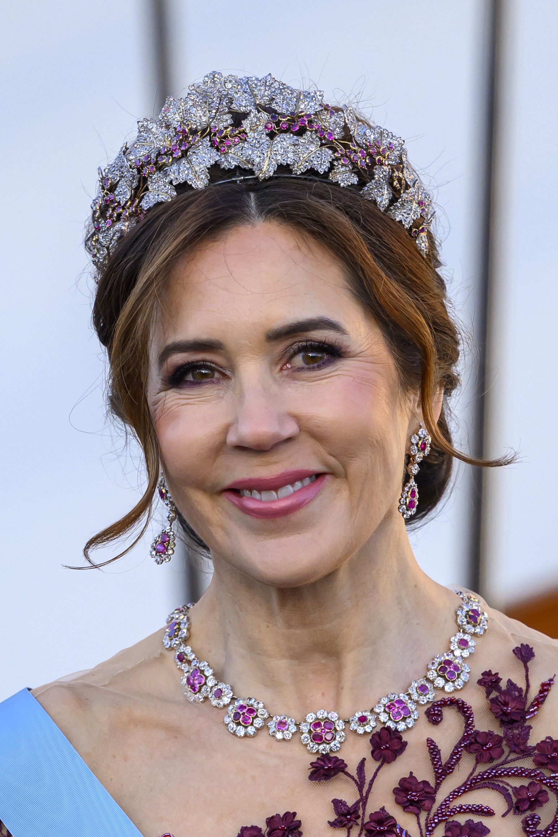 Koningin Mary maakt indruk met robijnen en couture bij haar eerste ...