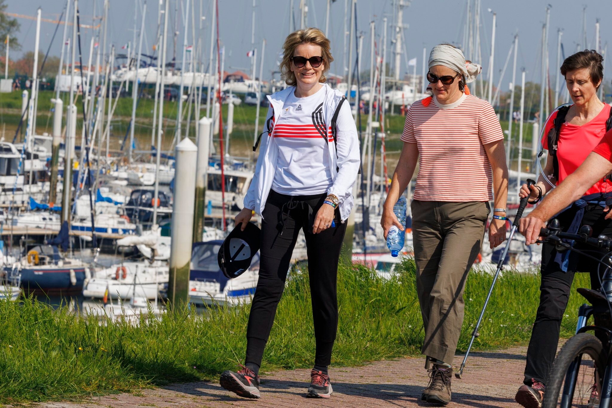 Koningin Mathilde aan de wandel langs de Vlaamse kust