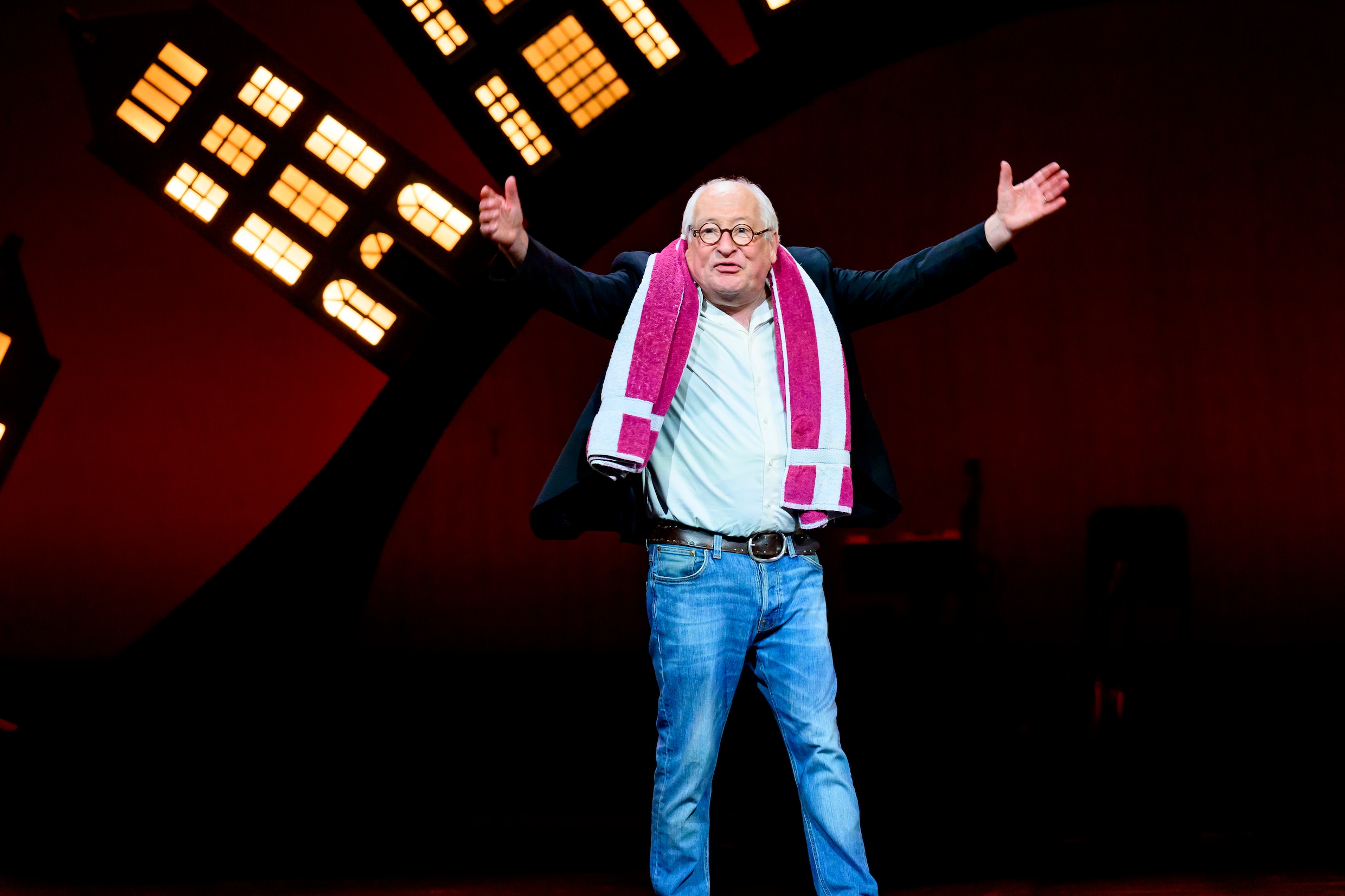 Kijkers genieten van laatste voorstelling van Youp van ‘t Hek | Libelle