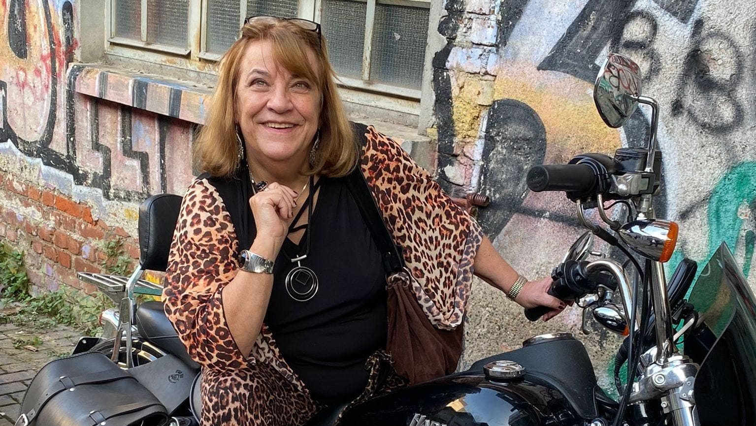 Gina de Boer (65) uit Veendam wint Italiaanse talentenjacht | Libelle