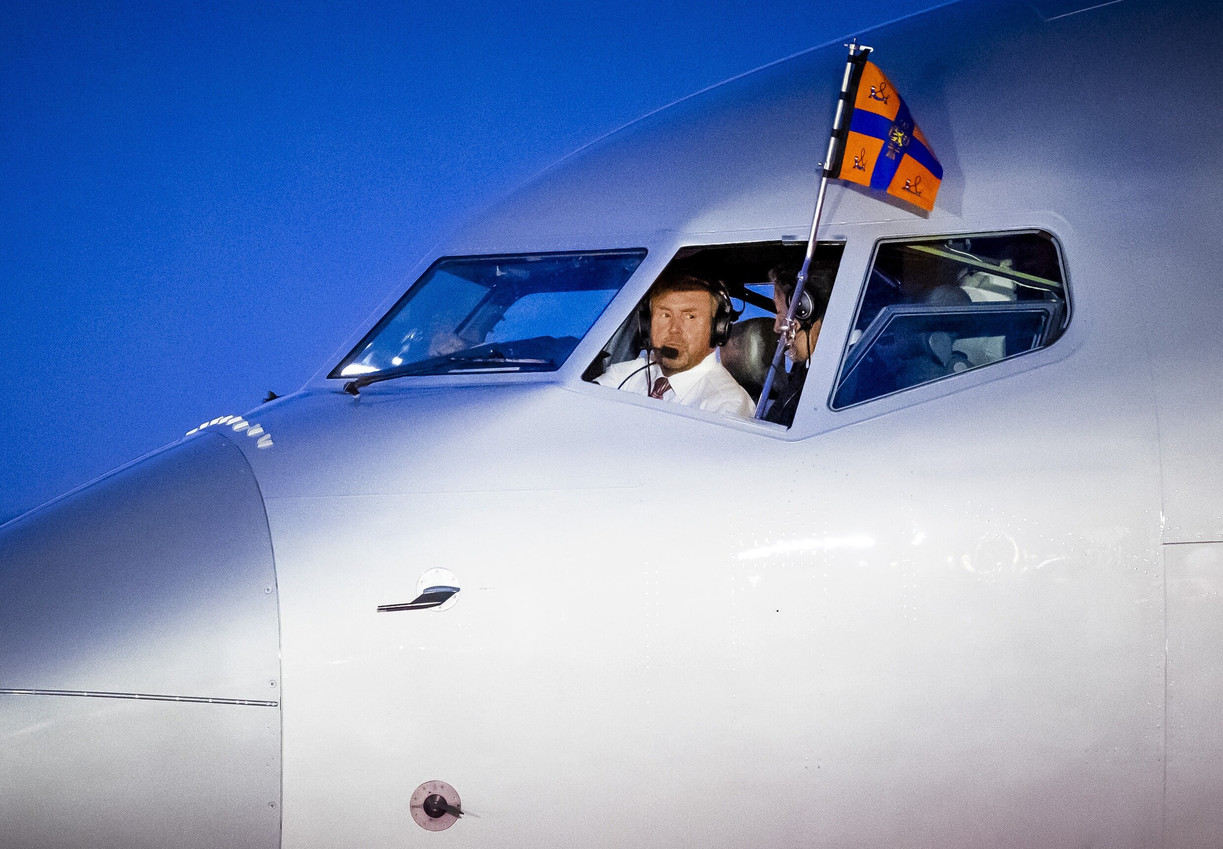 Koning Willem-Alexander vliegt zelf naar zijn werkbezoek in de ...