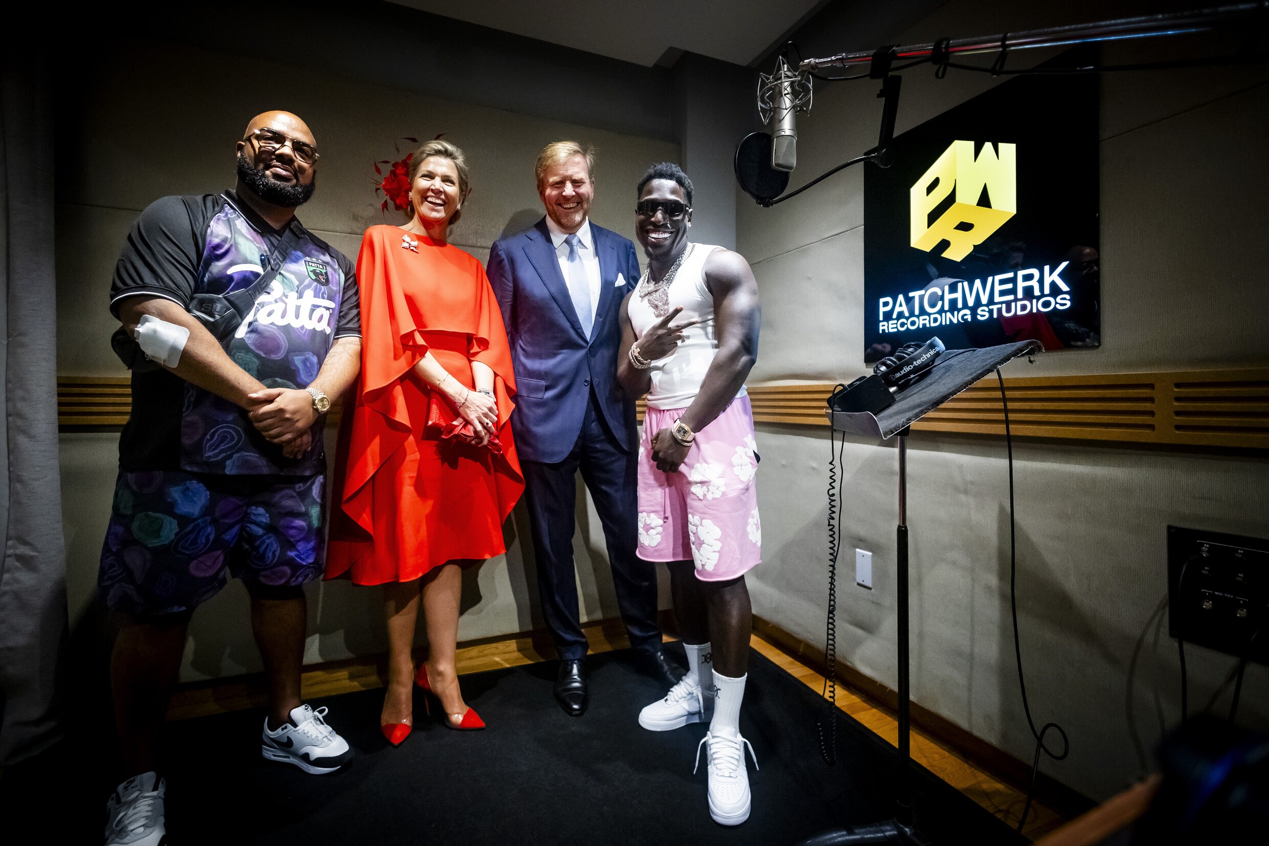 Willem-Alexander en Máxima zijn 'gewoon chill' volgens rapper Frenna ...