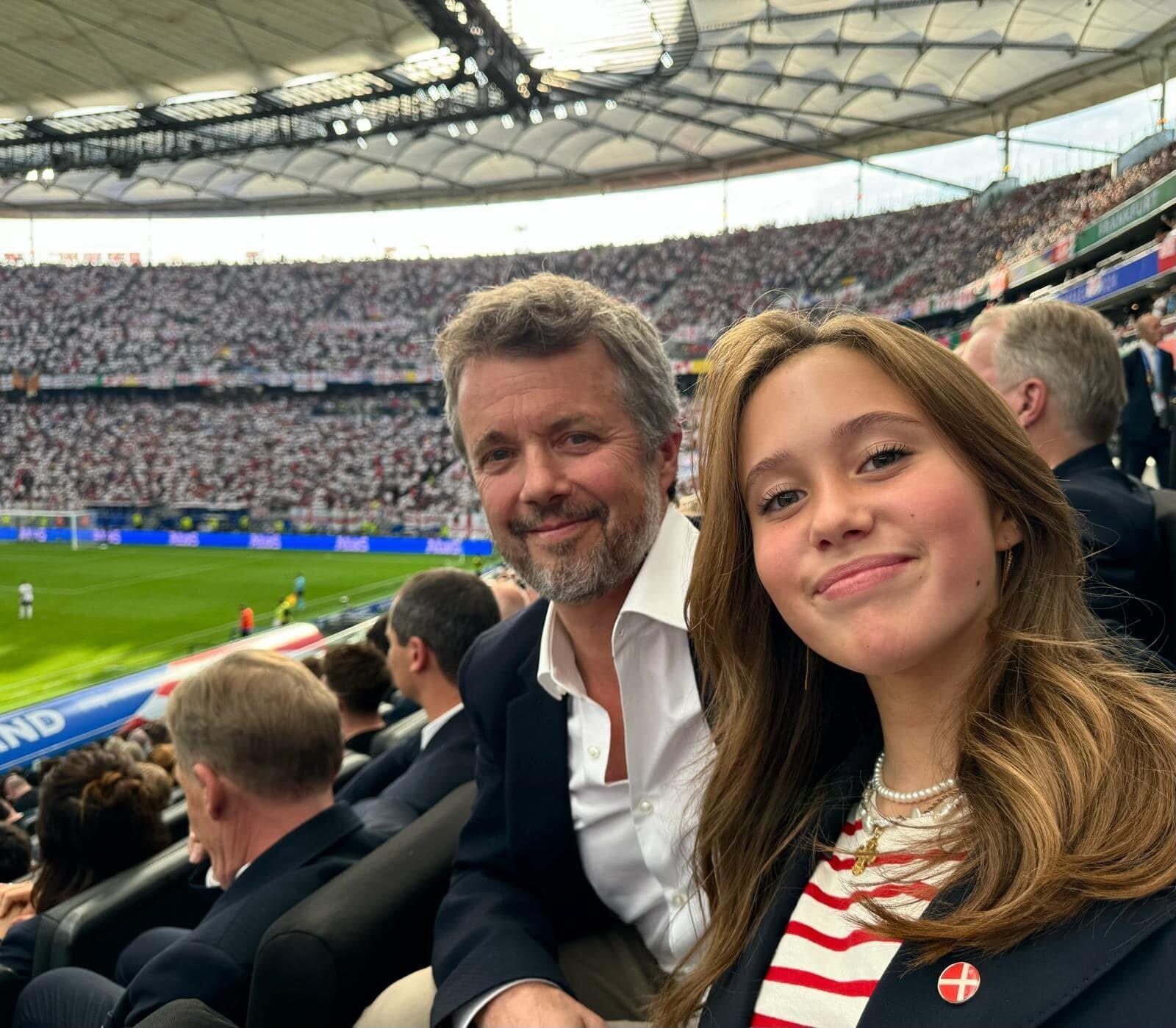 Voetbal, rode wangen en gebalde vuisten: ook royals leven intens mee ...