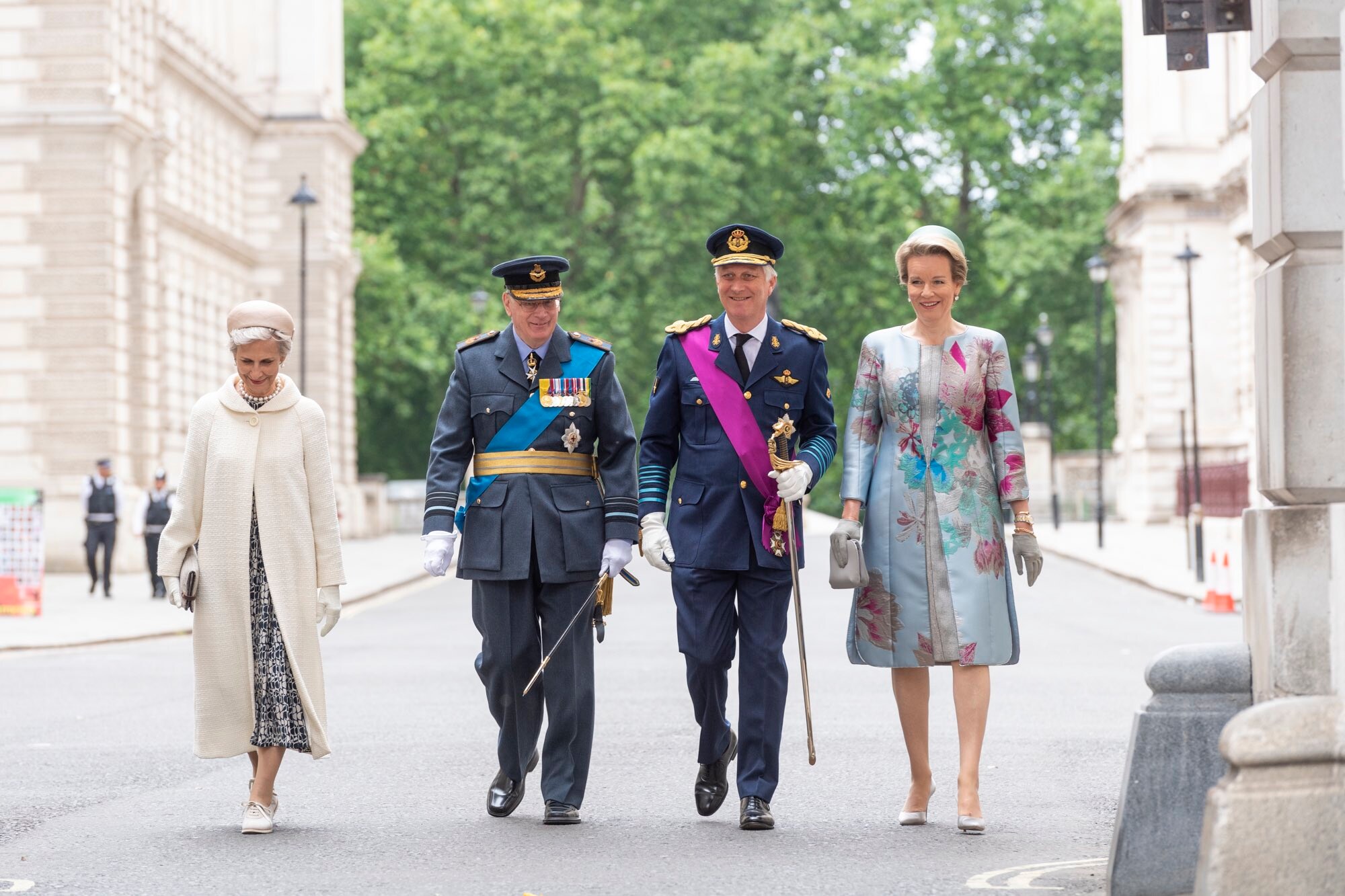 Koningin Mathilde verrast in Londen met een wonderschone look