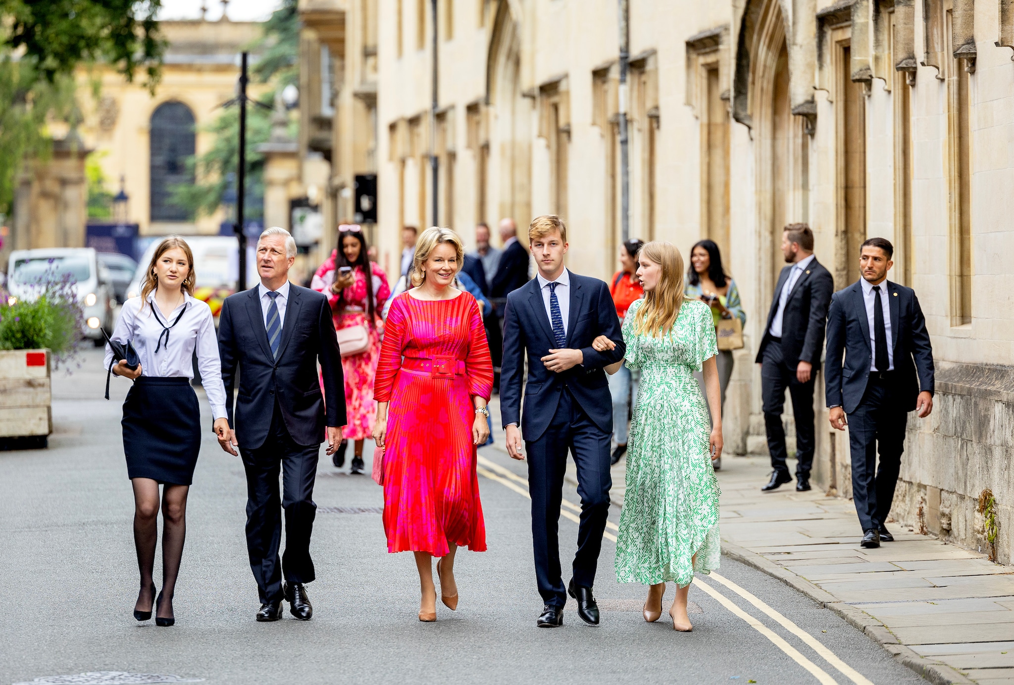 Belgische prinses Elisabeth studeert af in schooluniform en toga