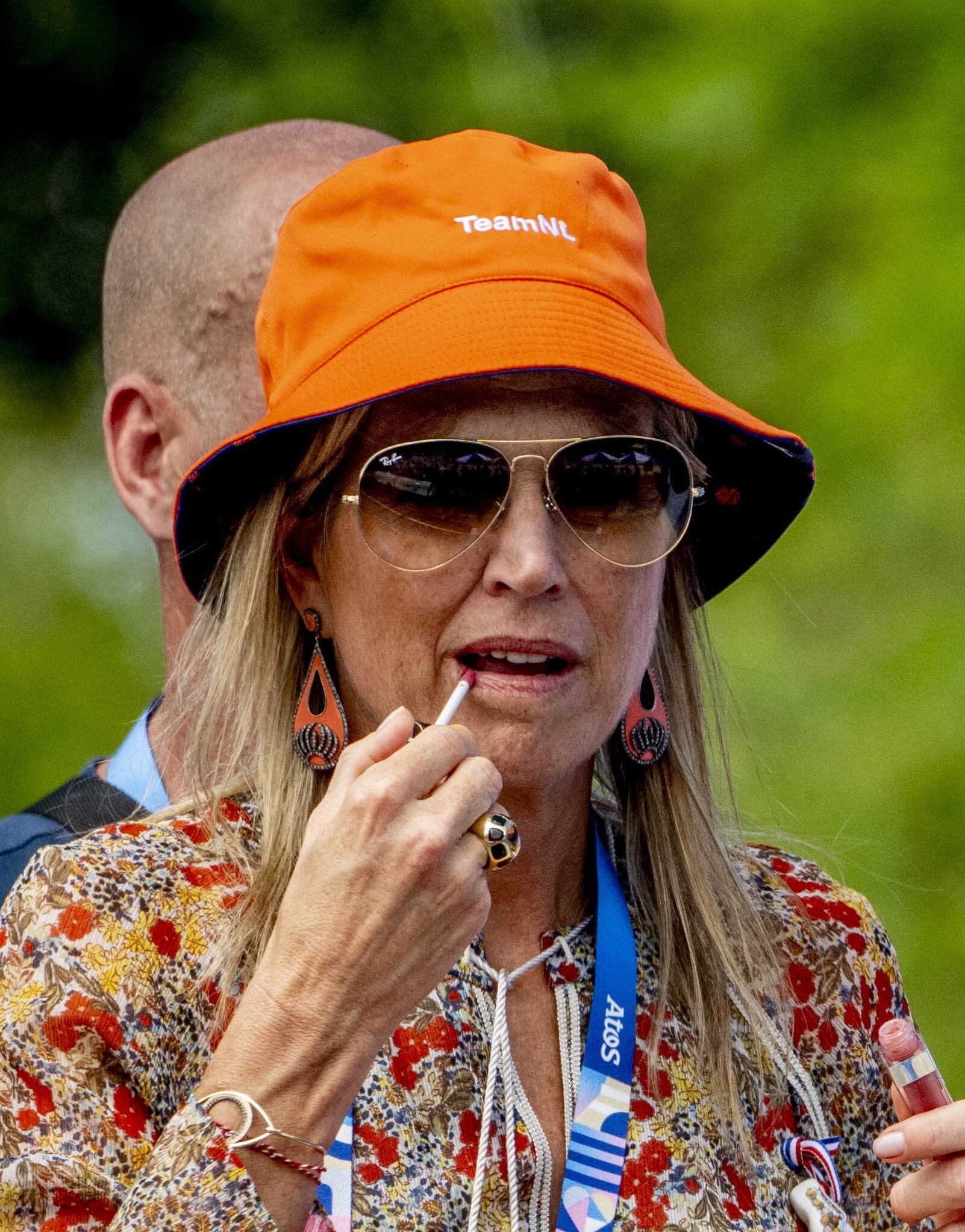 Hoezo, etiquette? Deze royals pakken in gezelschap gewoon hun lipstick ...