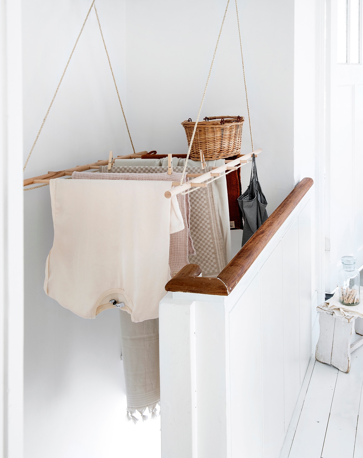 DIY: zo maak je je eigen wasrek voor boven de trap