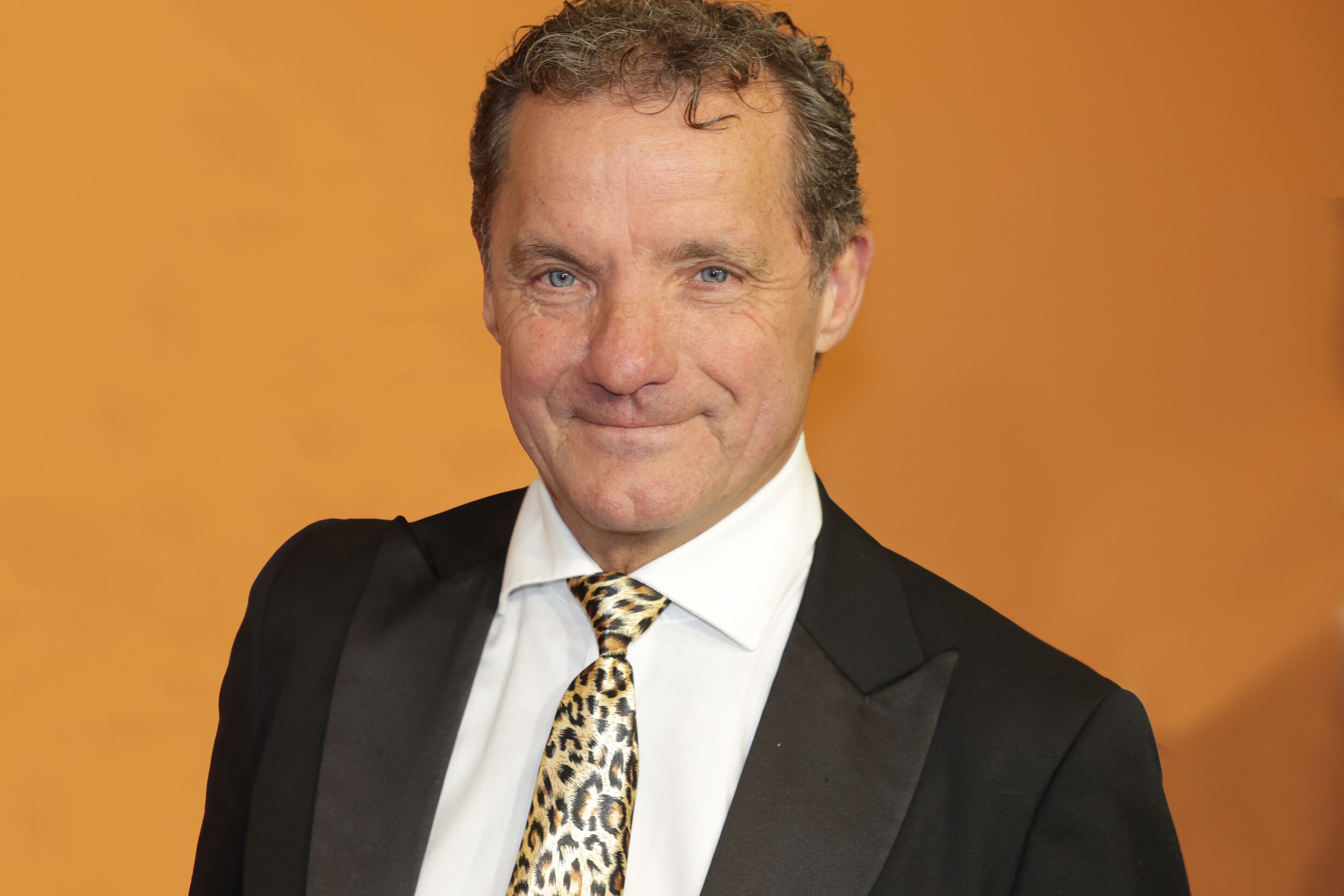 Gouden vazen en deurkozijnen: zó is het huis van John de Bever ...